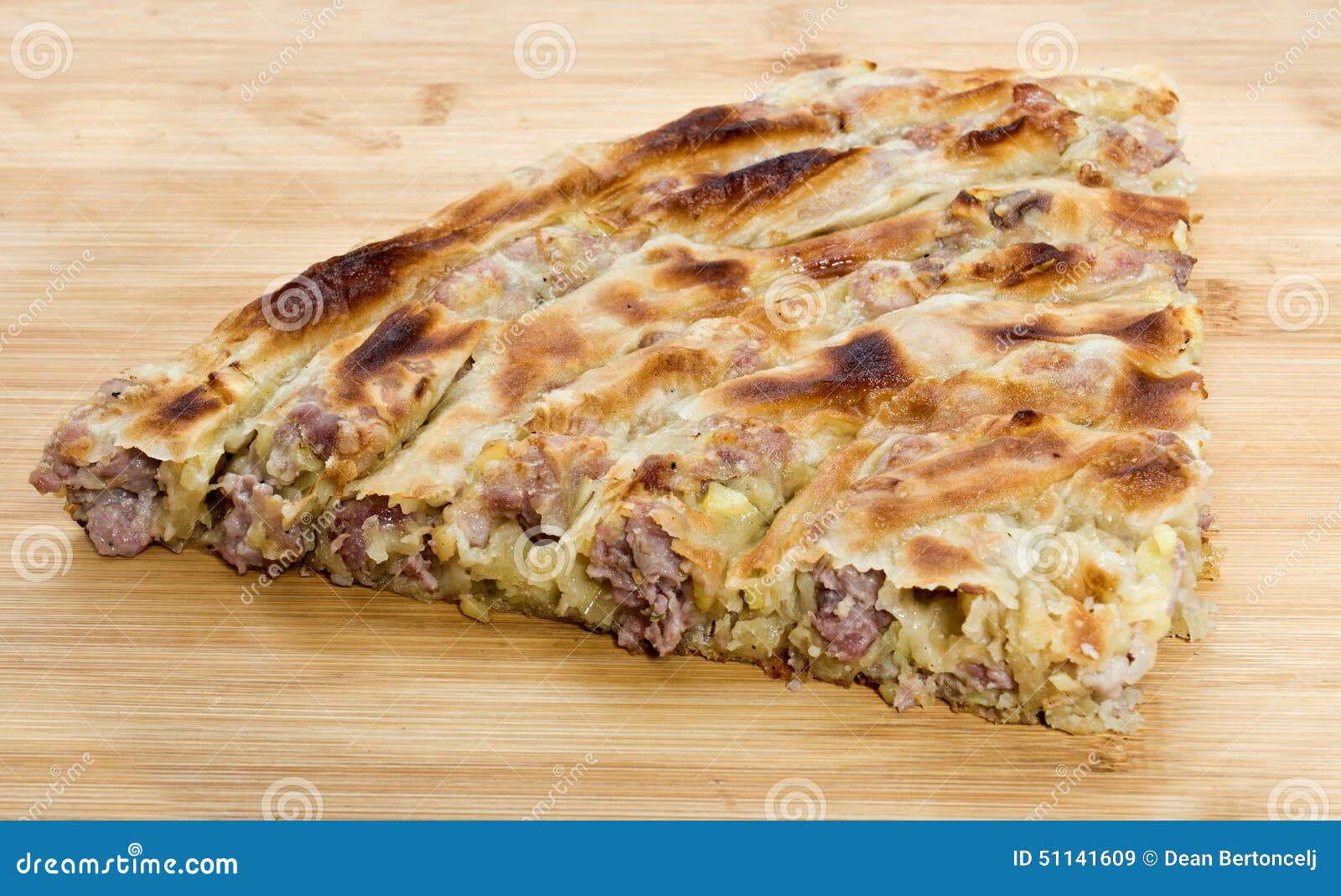 Traditionell bosnisk burek fotografering för bildbyråer. Bild av ...