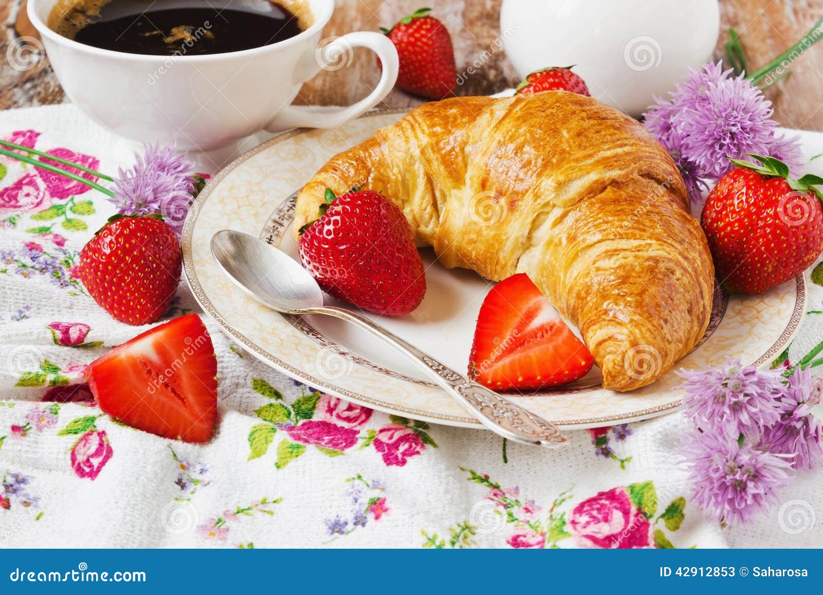 Traditionell Fransk Frukost Fotografering för Bildbyråer - Bild av rött ...