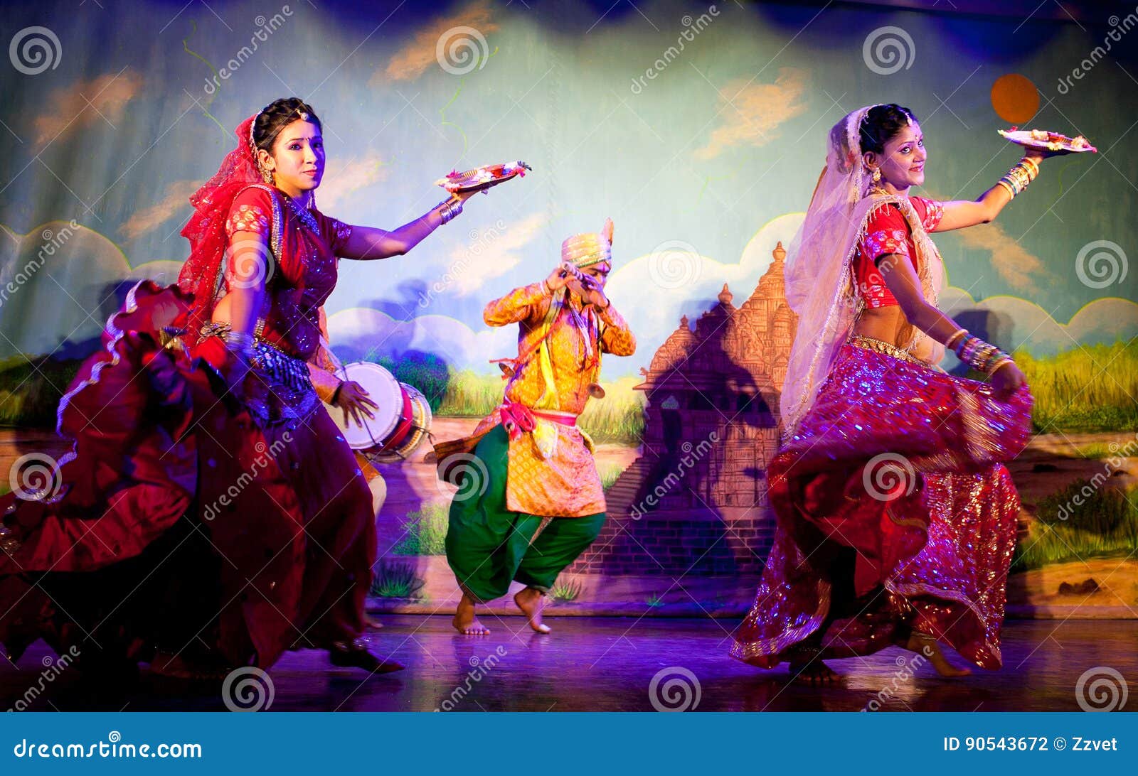 Traditionell indisk dans redaktionell arkivbild. Bild av konst - 90543672