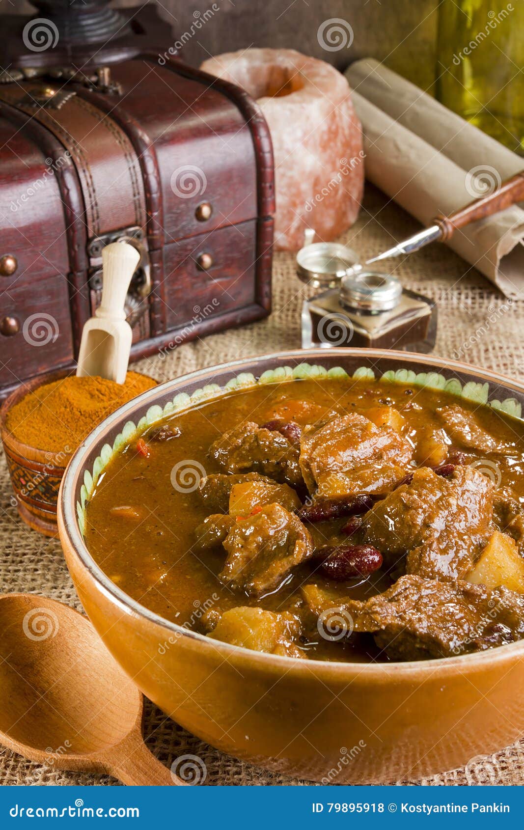 Traditionell Ungersk Hemlagad Varm Gulaschsoppa Arkivfoto - Bild av ...