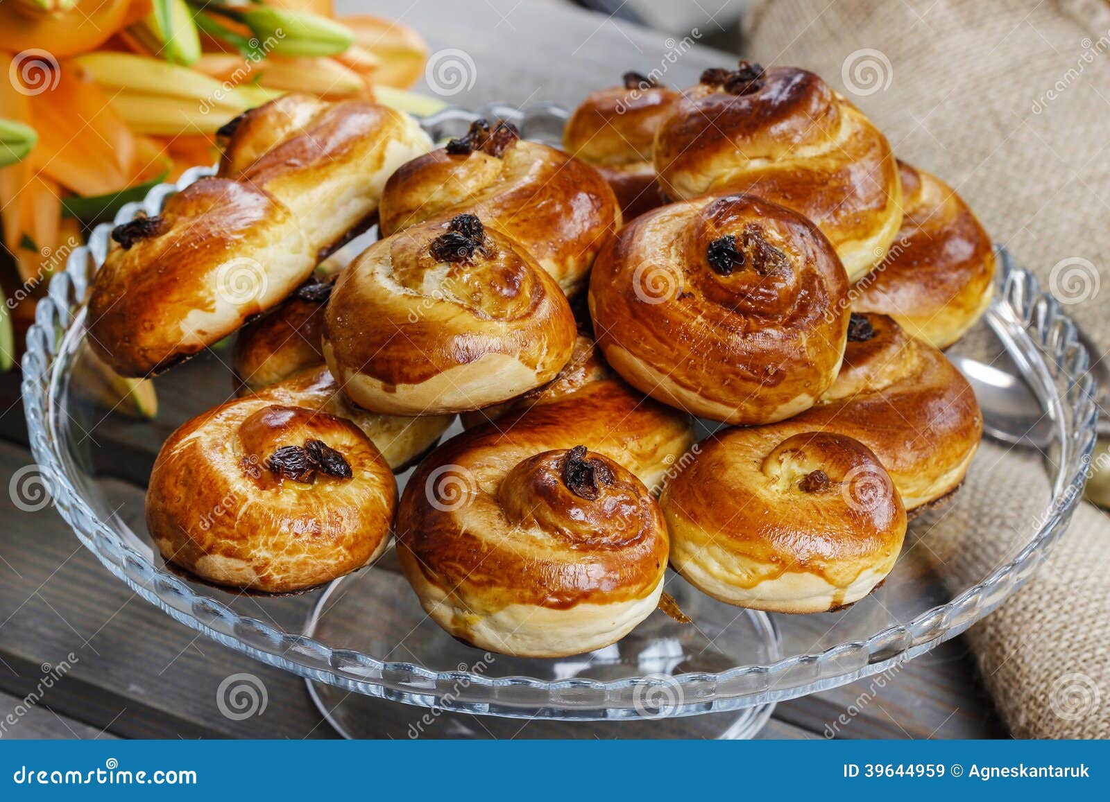 Traditionella Svenska Bullar. En Saffranbulle Fotografering för ...