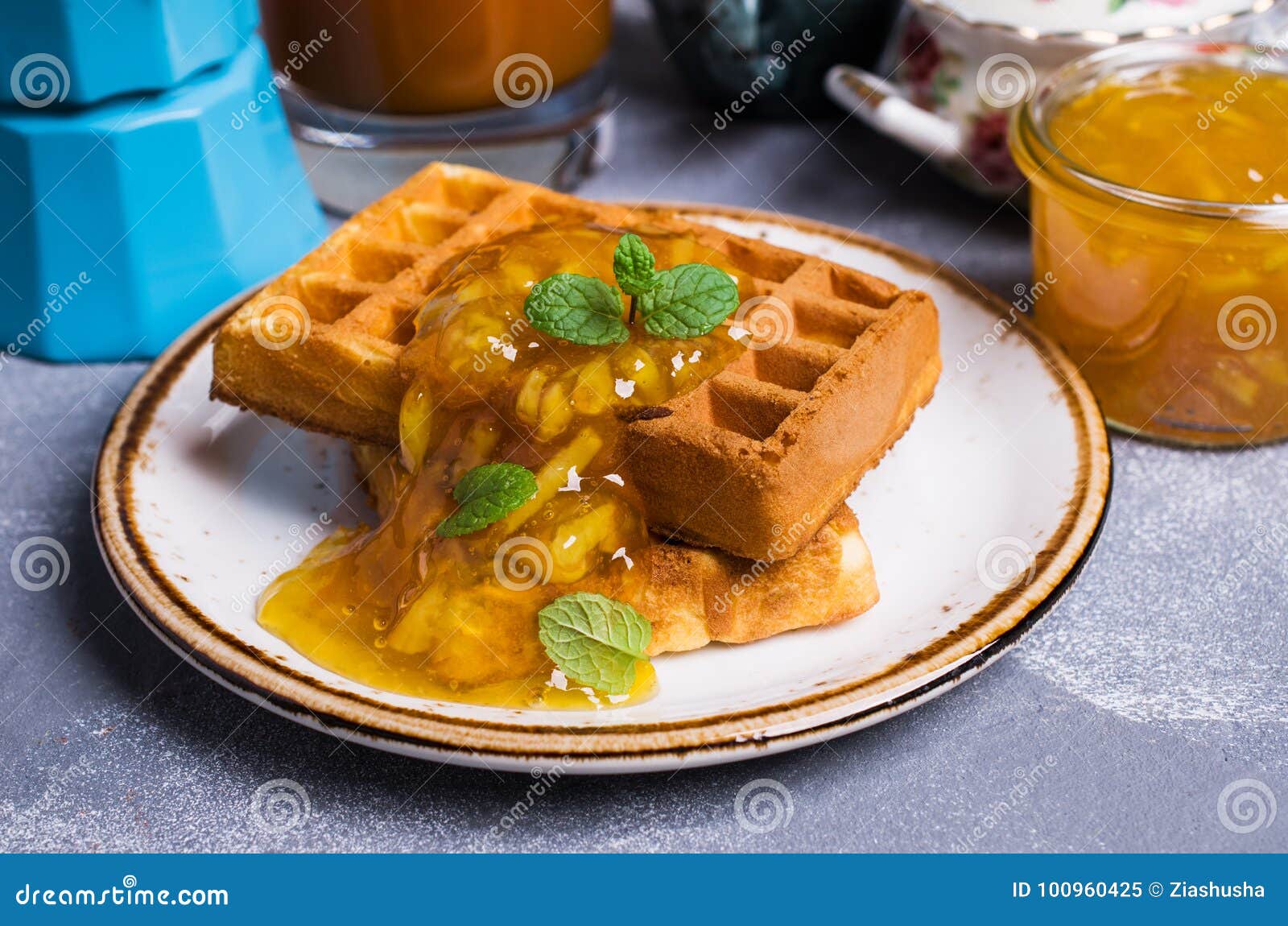 Traditionelle Belgische Waffeln Stockbild - Bild von belgien, teller ...