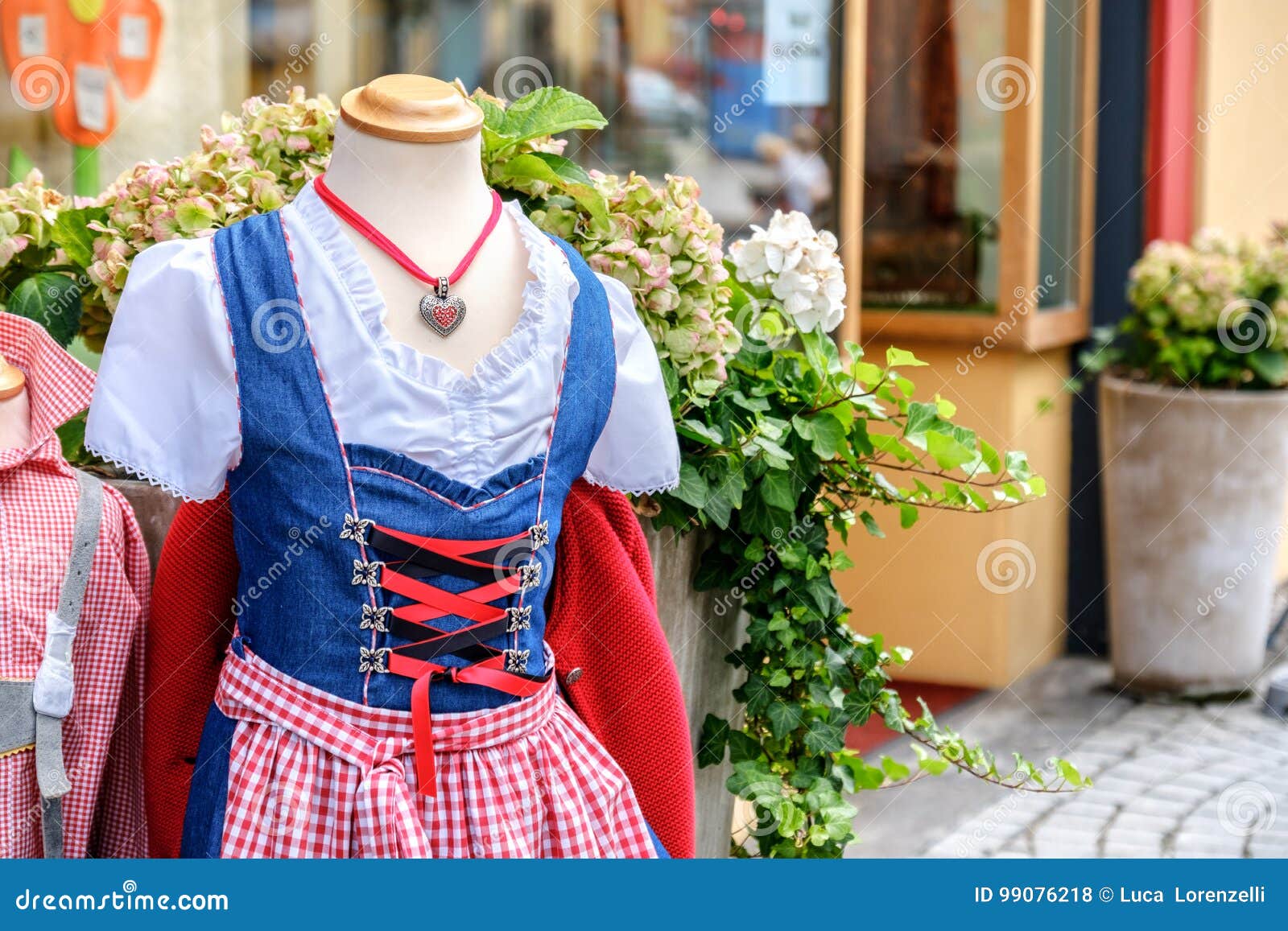 Traditionelle Kleidung Tirols Stockfoto - Bild von berg, monaco: 99076218