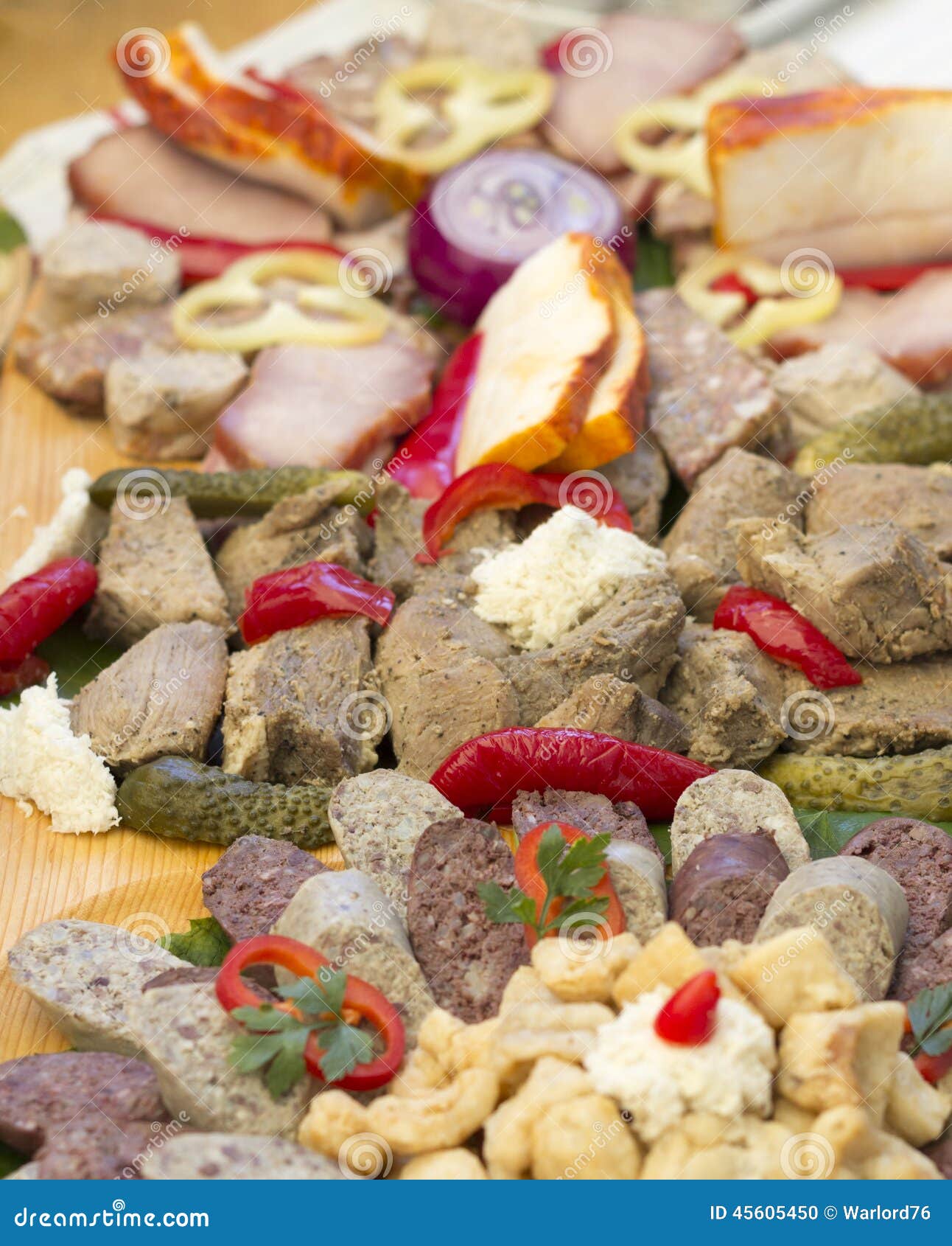 Traditionelle Wurst Und Fleisch Auf Tabelle Stockfoto - Bild von ...