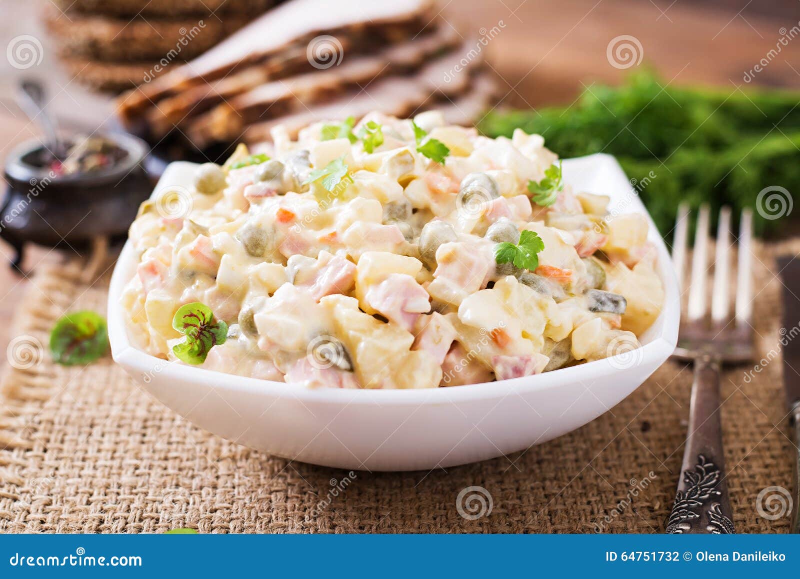 Traditioneller Russischer Salat Olivier Stockfoto - Bild von nahrung ...