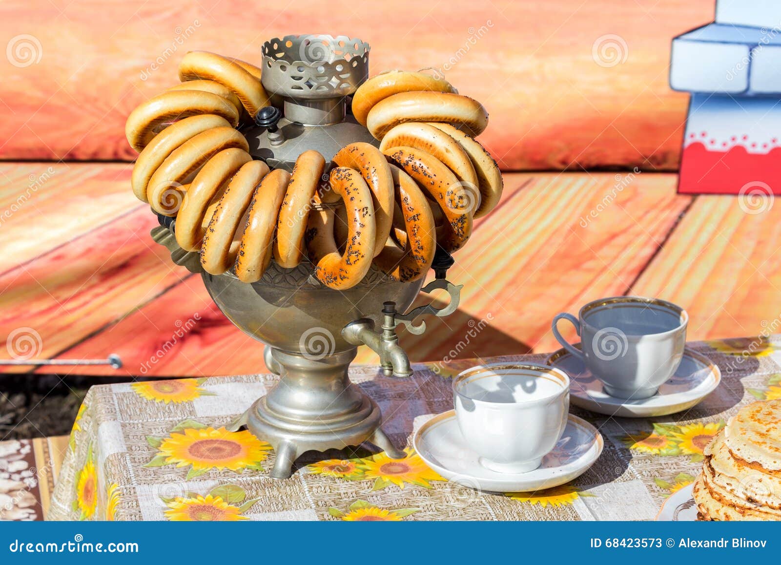 Traditioneller Russischer Tee Vom Samowar Mit Bageln Stockbild - Bild ...