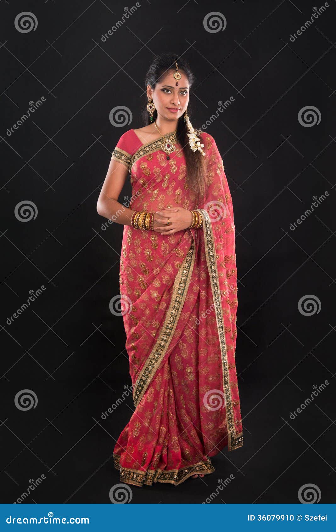 Traditionelles Indisches Mädchen Des Vollen Körpers Im Sari Stockfoto ...