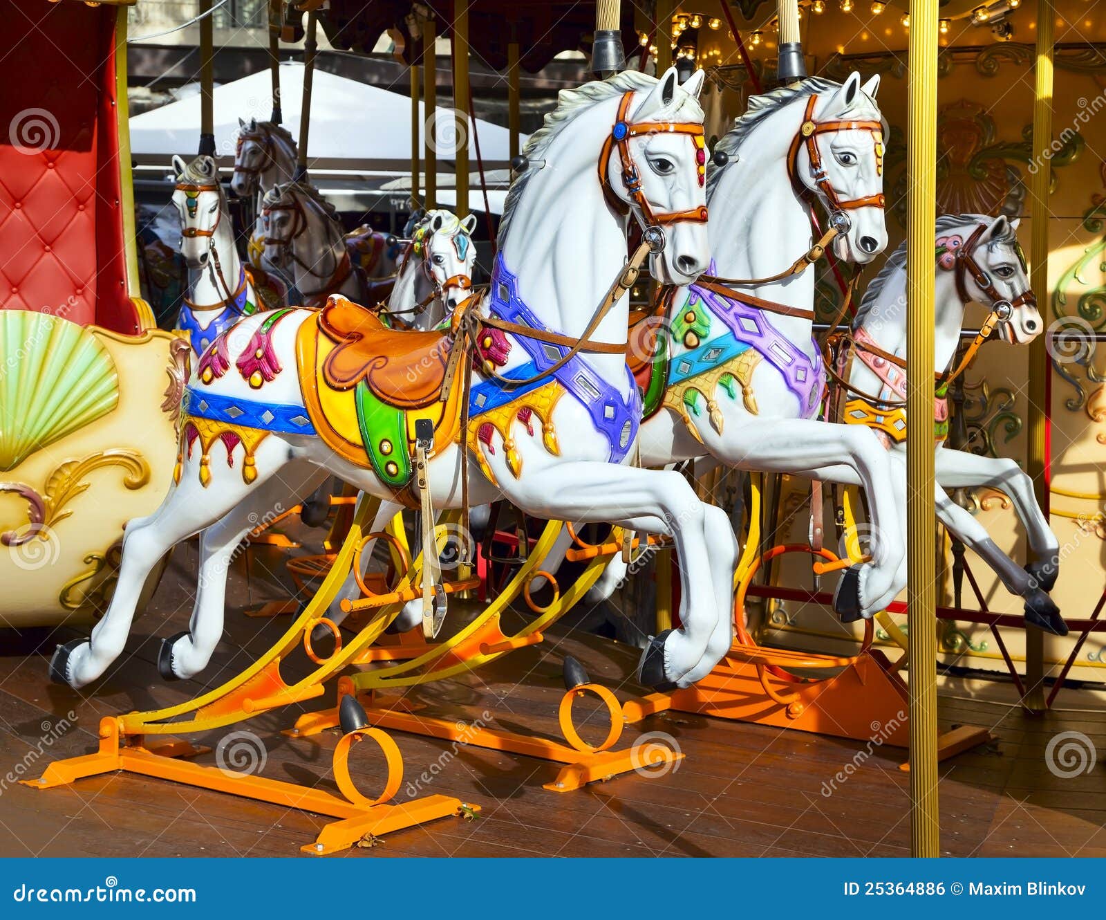 Traditionelles Karussell Mit Pferden Stockfoto - Bild von pferd ...