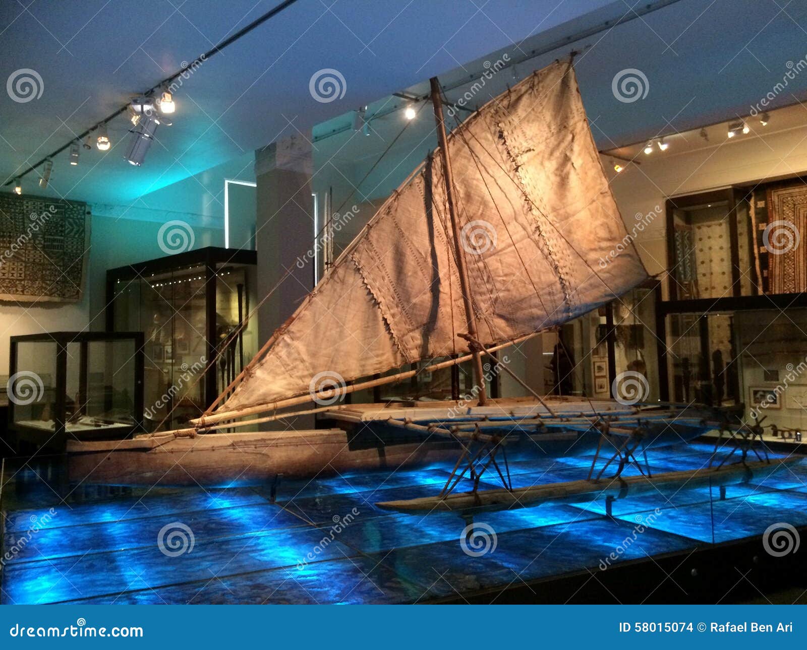Traditionelles Polynesisches Boot in Auckland-Museum Redaktionelles ...