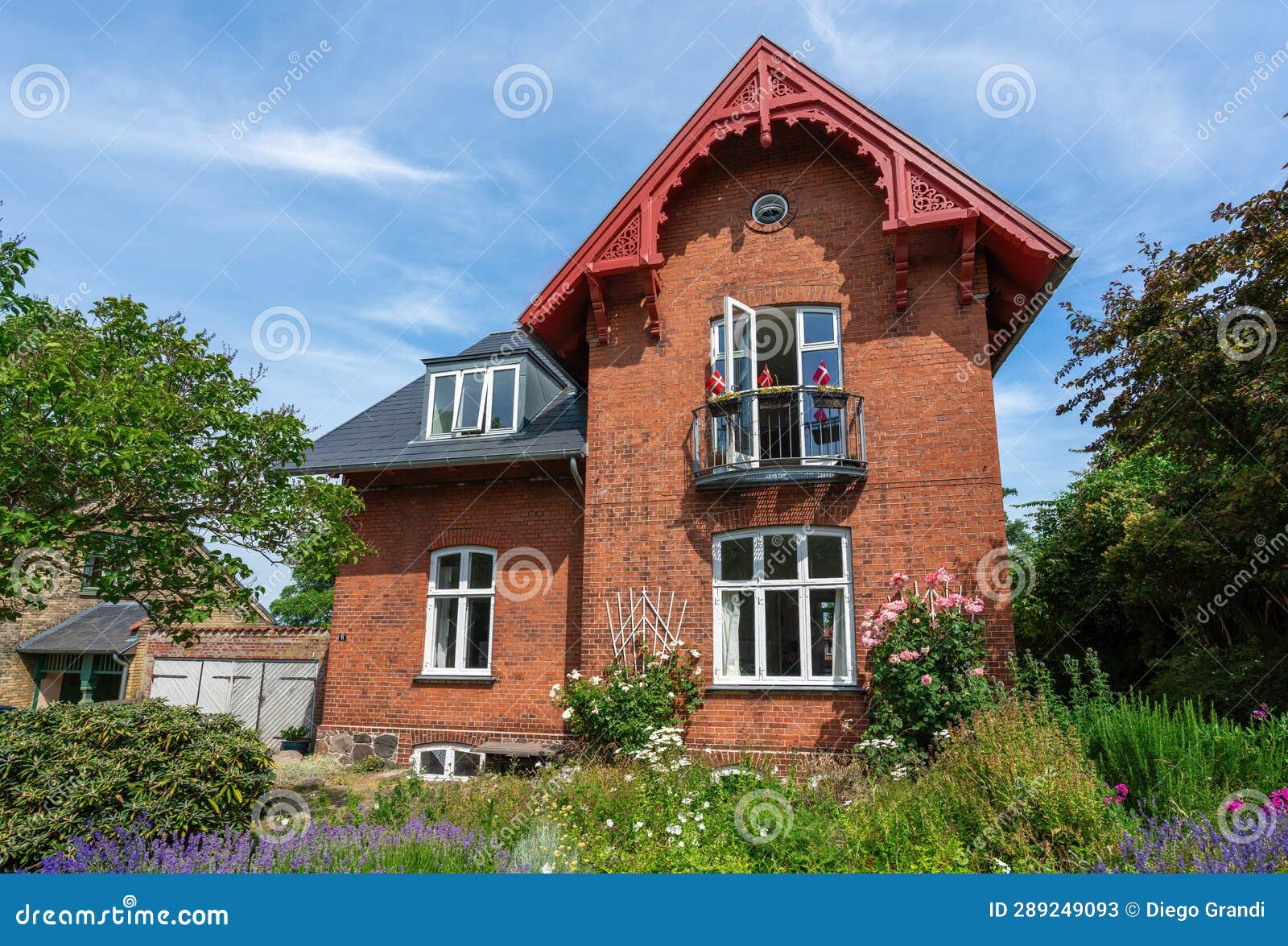 Traditionellt Hus Med Danska Flaggor Roskilde Denmark Fotografering för ...