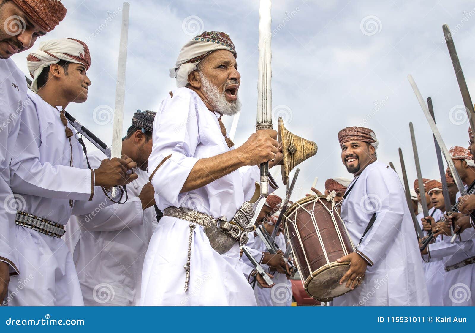 Traditionellt omani sjunga redaktionell bild. Bild av utomhus - 115531011