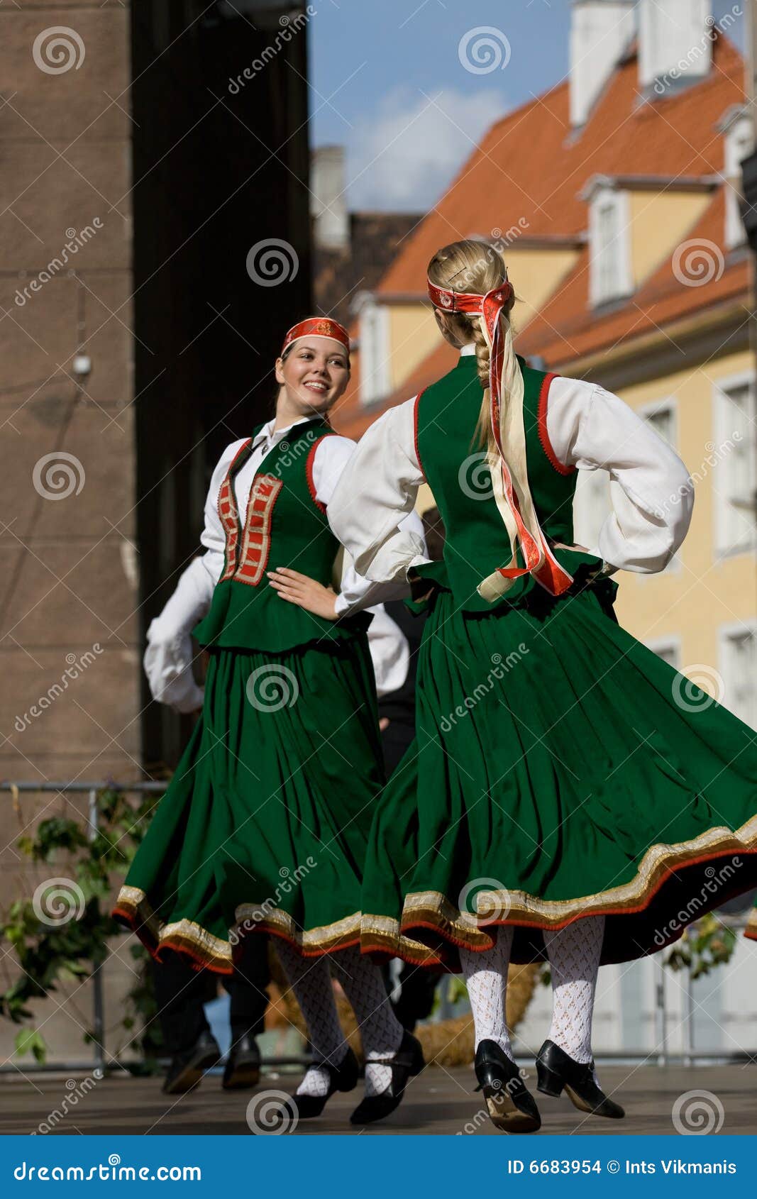 Traditionnel Letton Folklorique De Danse Image stock éditorial - Image ...