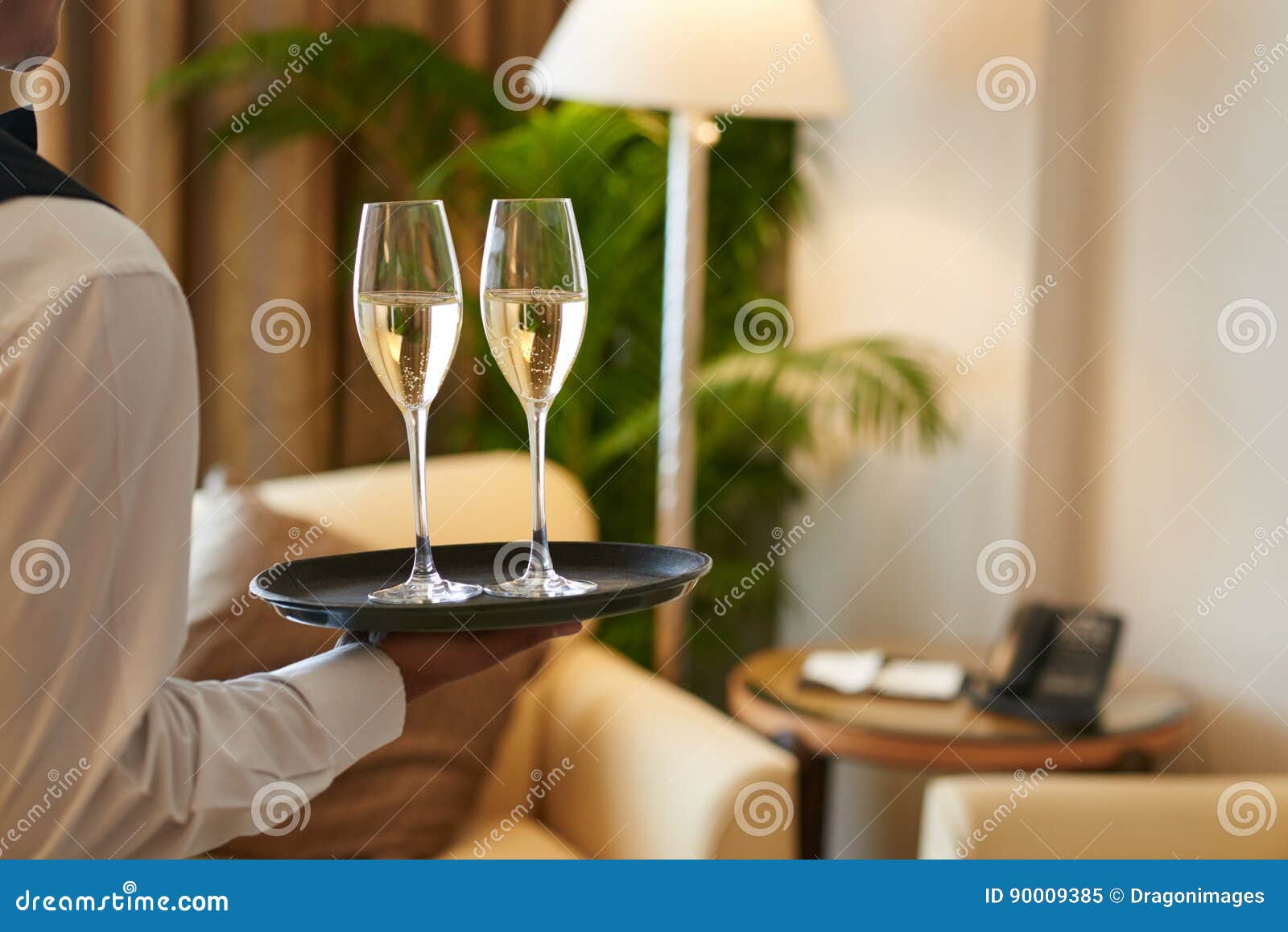 Traer bebidas imagen de archivo. Imagen de honeymoon - 90009385