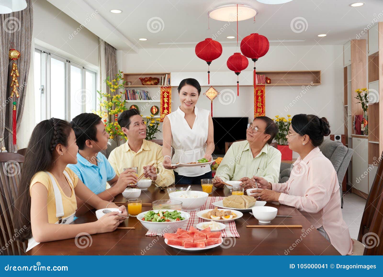 Traer La Comida a La Tabla De Cena Imagen de archivo - Imagen de ...