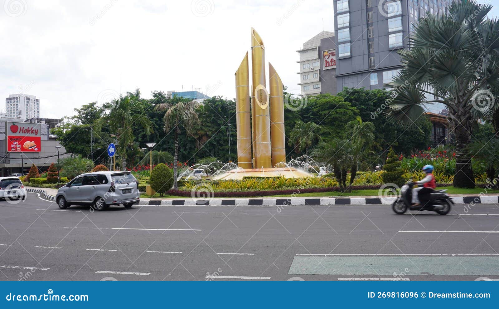 Traffic on the Bambu Runcing or Sharp Bamboo Monument. Iconic History ...