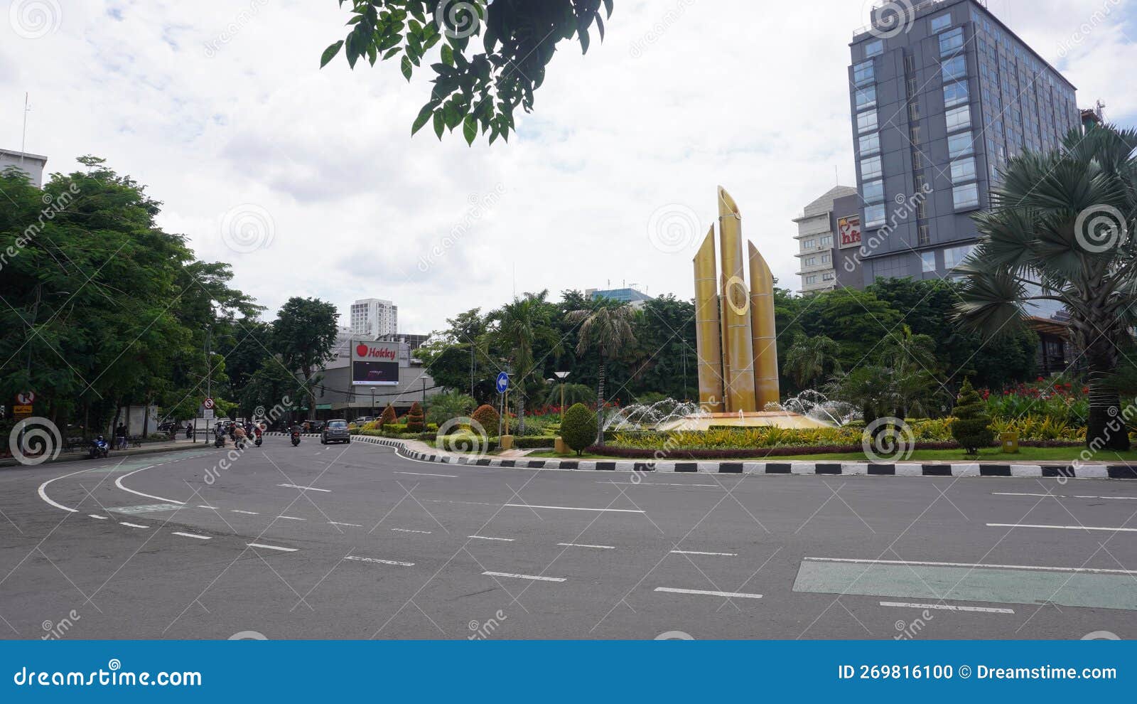 Traffic on the Bambu Runcing or Sharp Bamboo Monument. Iconic History ...
