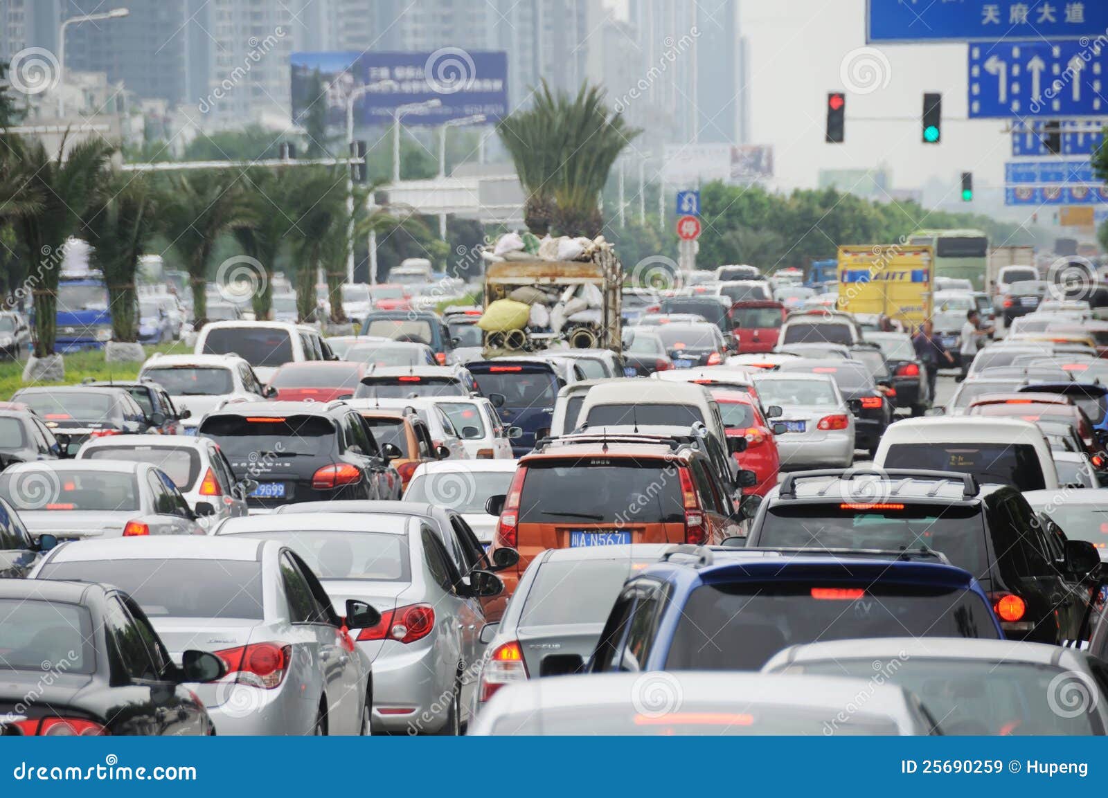 Traffic jam in Chengdu editorial stock image. Image of light - 25690259