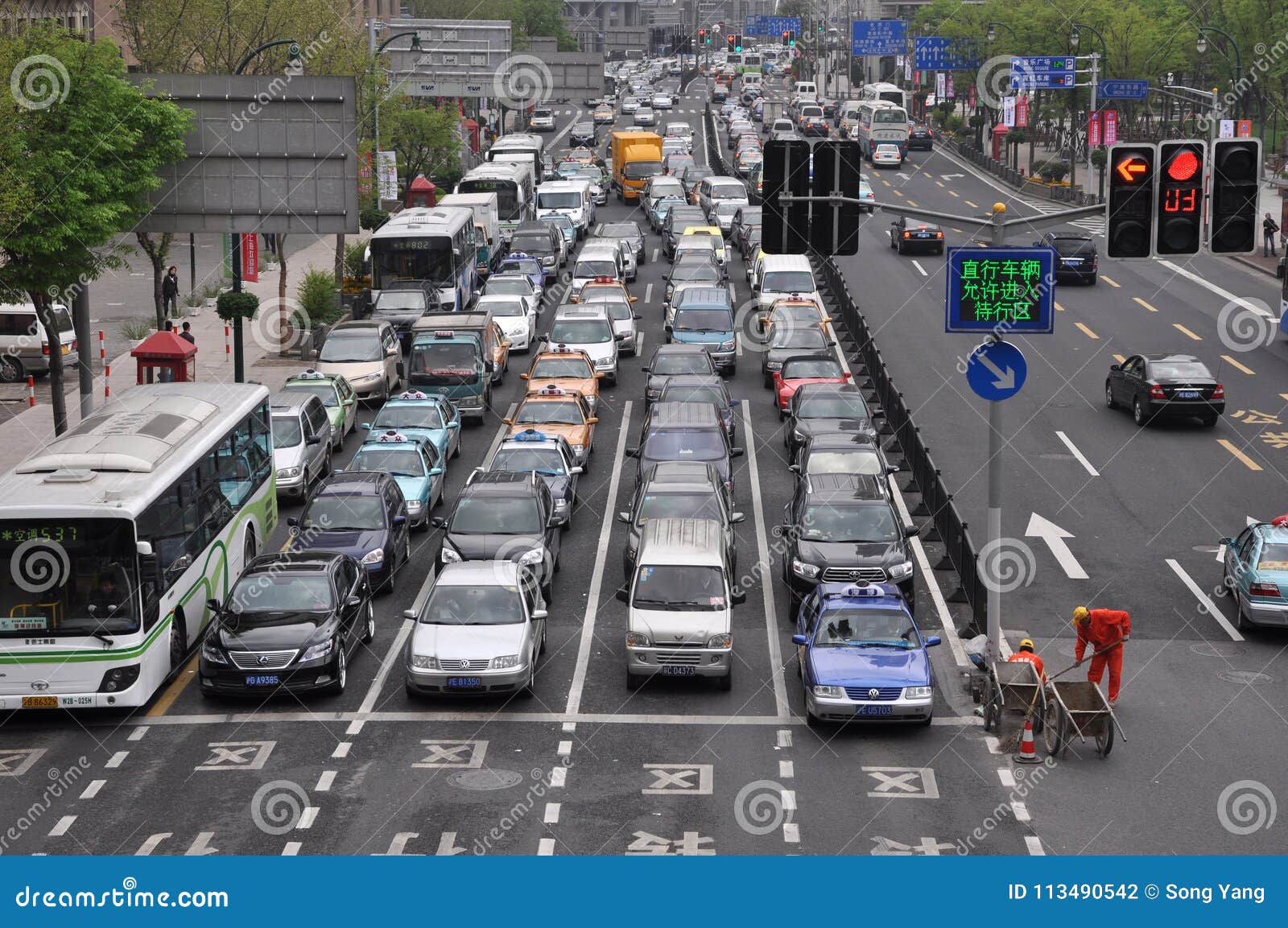 Traffic jam editorial photography. Image of business - 113490542