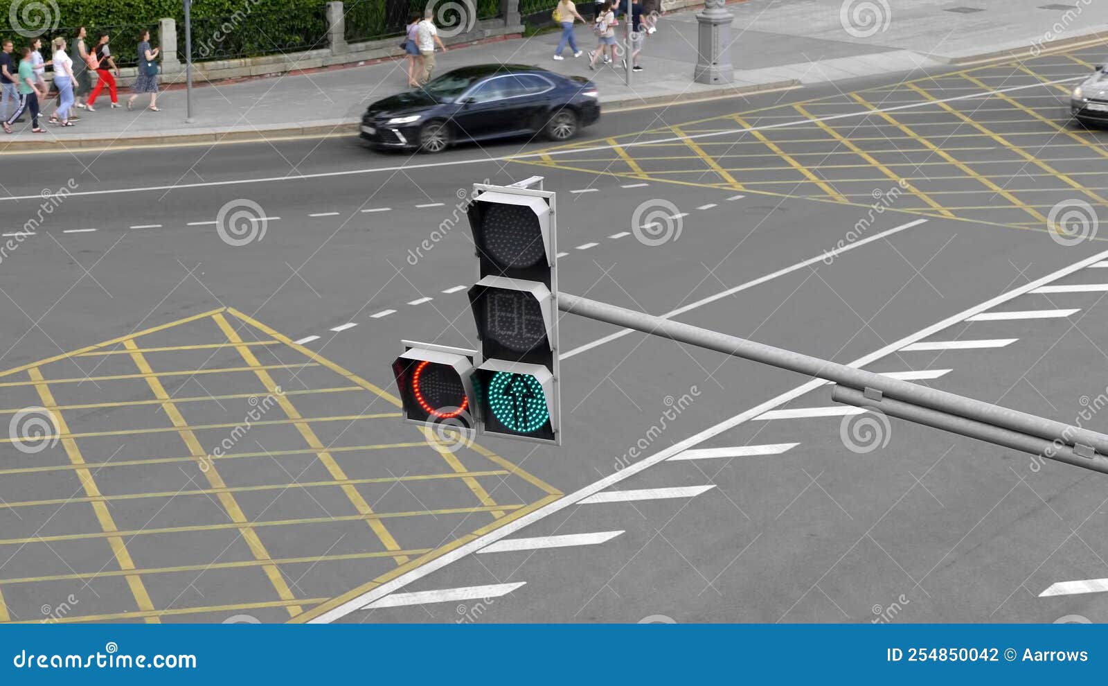 Traffic Light Adjusting Traffic at the Crossroads of Moscow Editorial ...