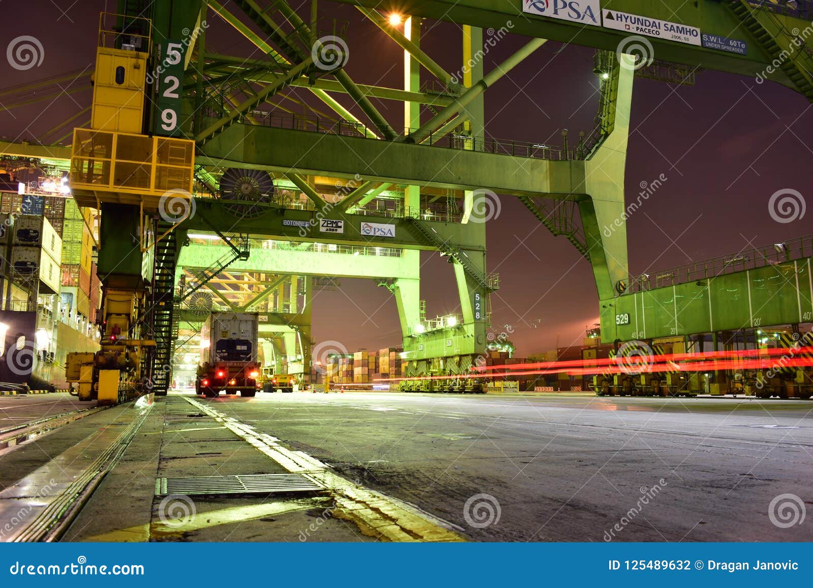 Traffic under the gantry editorial photography. Image of gantry - 125489632