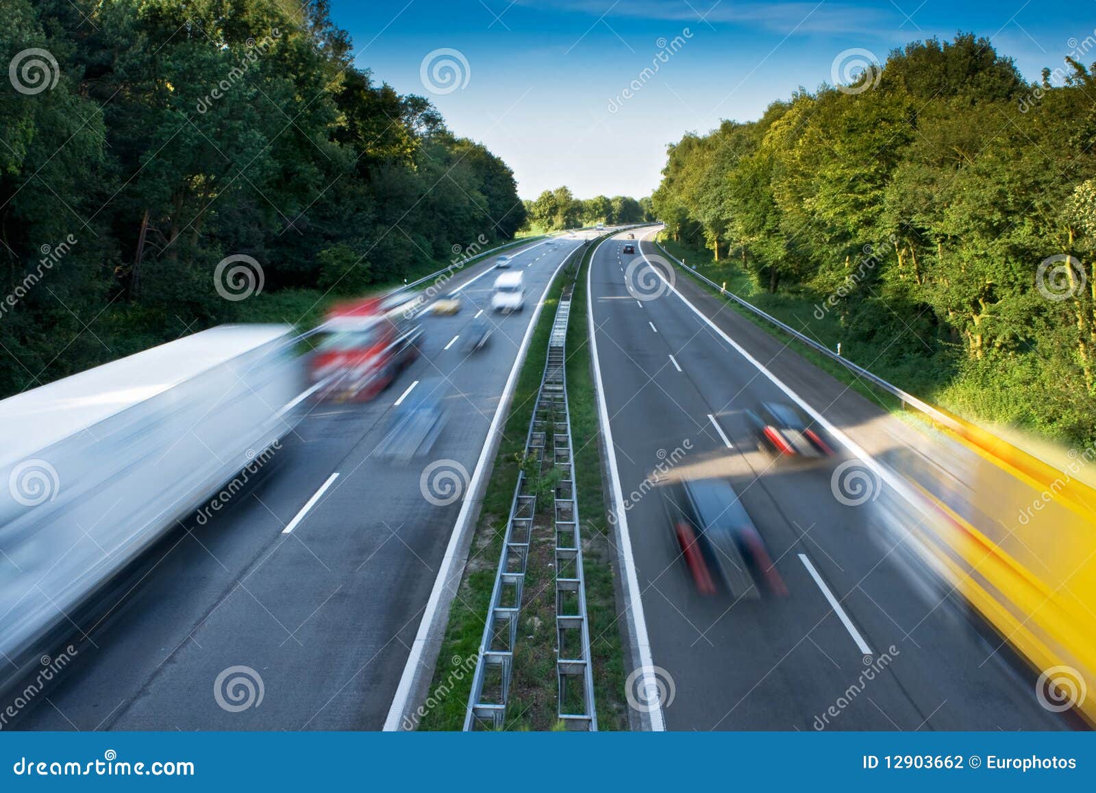 Traffico di autostrada fotografia stock. Immagine di esposizione - 12903662