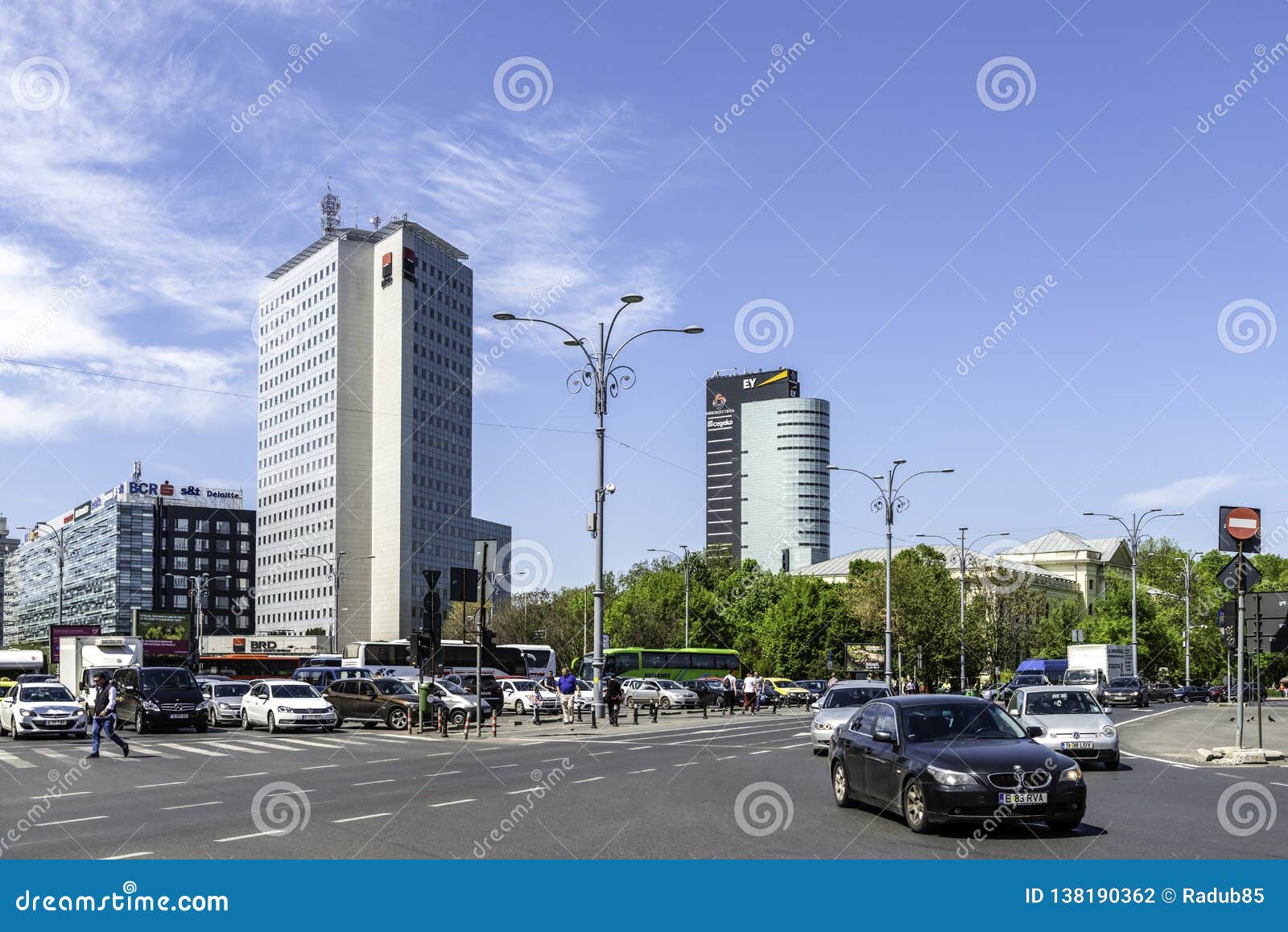 Traffico Di Ora Di Punta Su Victory Square in Downtown Bucharest Fotografia Editoriale ...