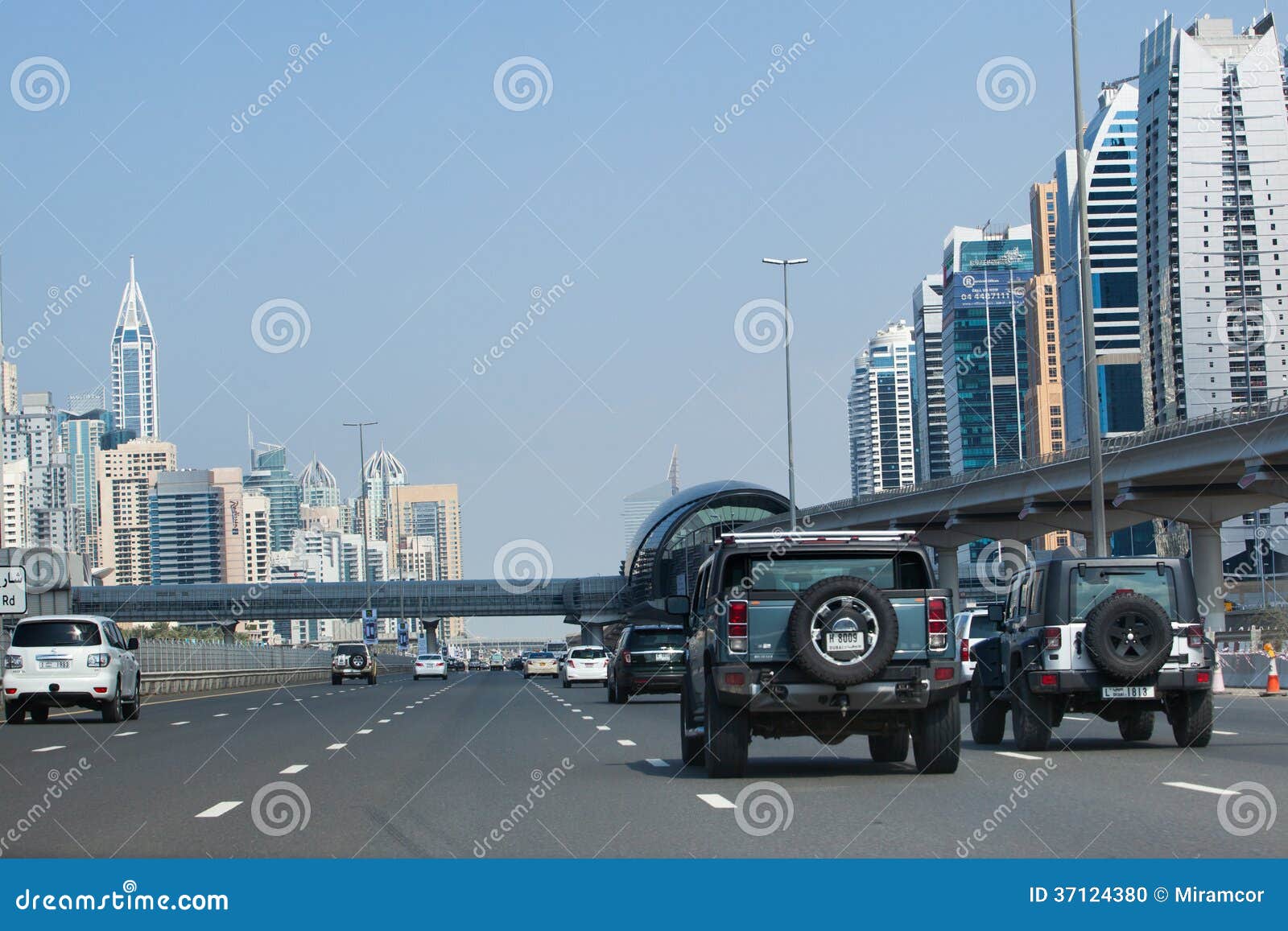 Traffico Dubai immagine editoriale. Immagine di dubai - 37124380