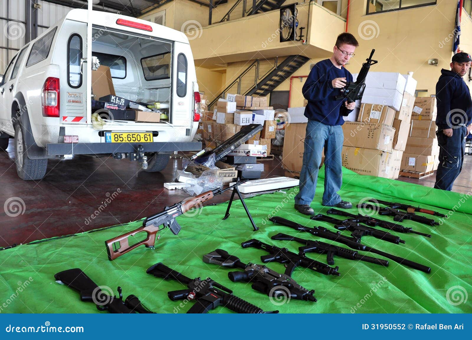 Trafic d'armes photographie éditorial. Image du adroit - 31950552