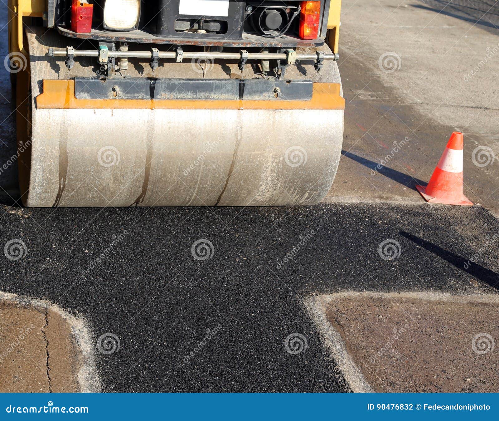 Trafique O Cone E Um Rolo De Estrada Na Rua Da Estrada Foto de Stock ...