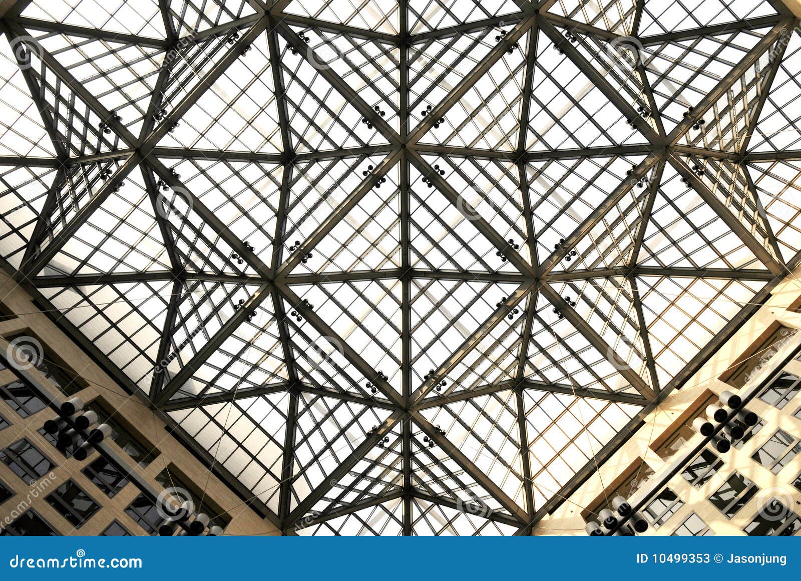 Tragaluz Con El Marco De La Red Imagen de archivo - Imagen de pasillo ...