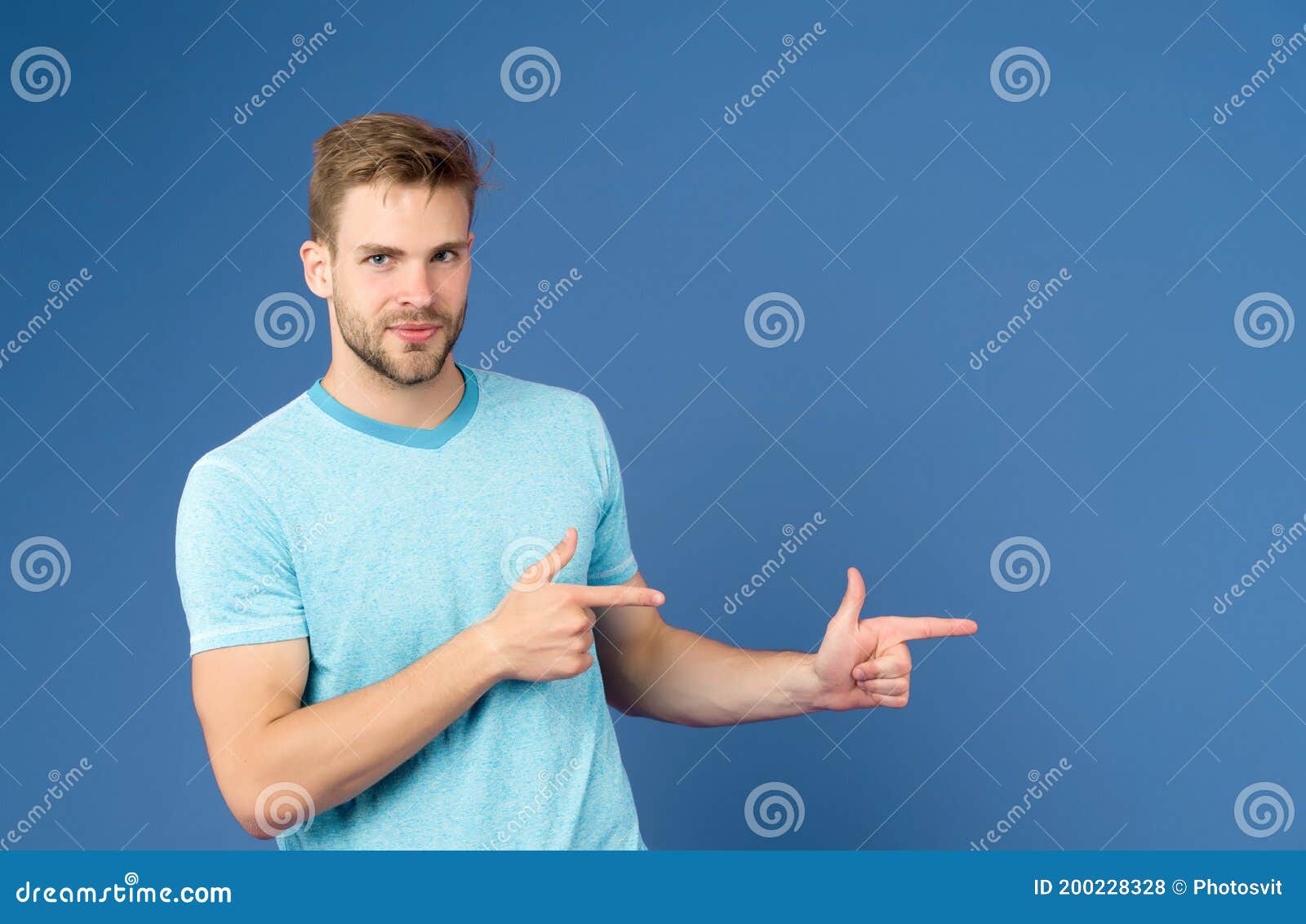 Tragende Sportbekleidung Des Jungen Mannes Sexy Mann, Der Finger Auf ... Tragende Sportbekleidung Des Jungen Mannes Sexy Mann, Der Finger Auf ...
