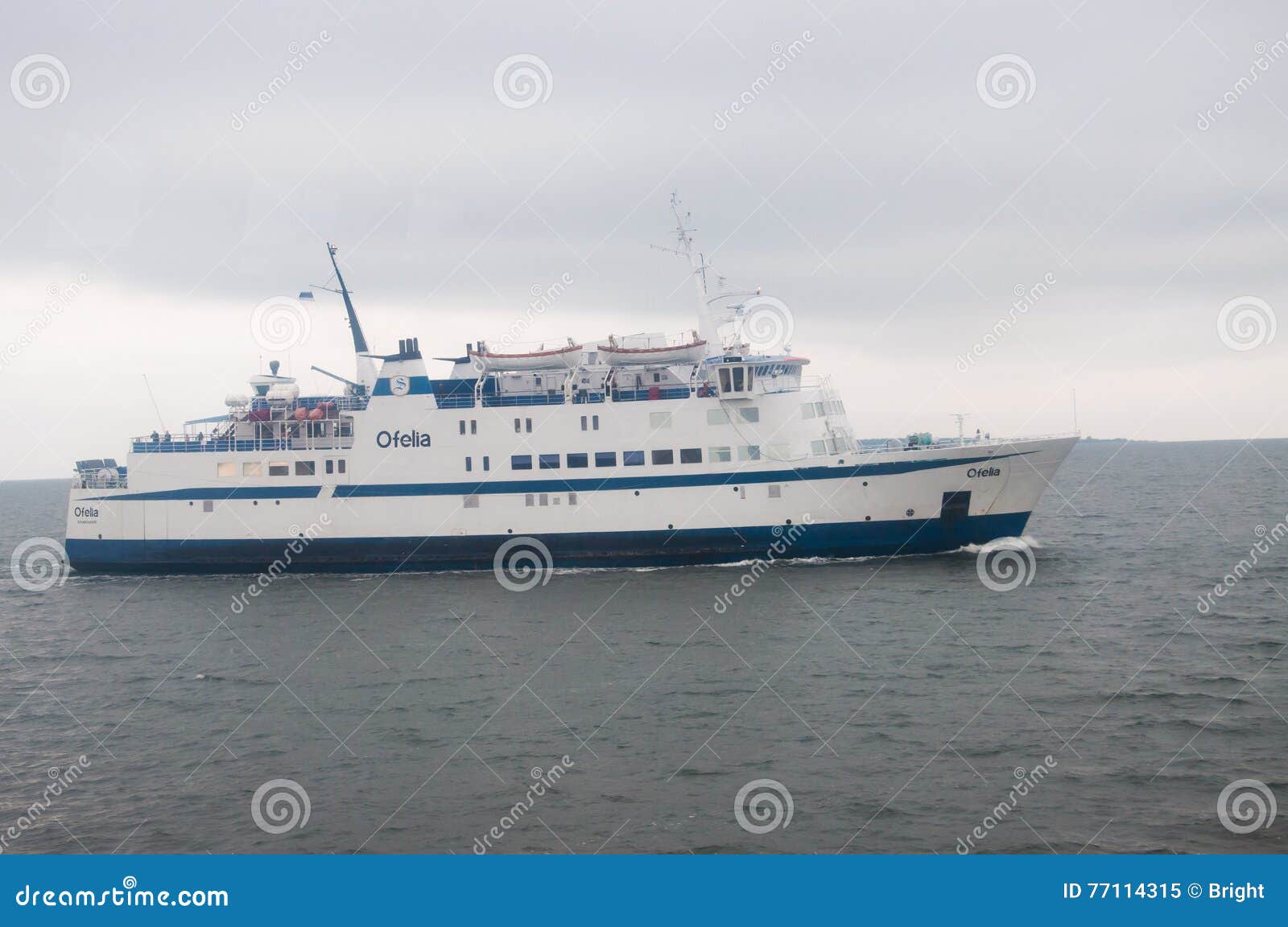 Traghetto immagine editoriale. Immagine di traghetto - 77114315