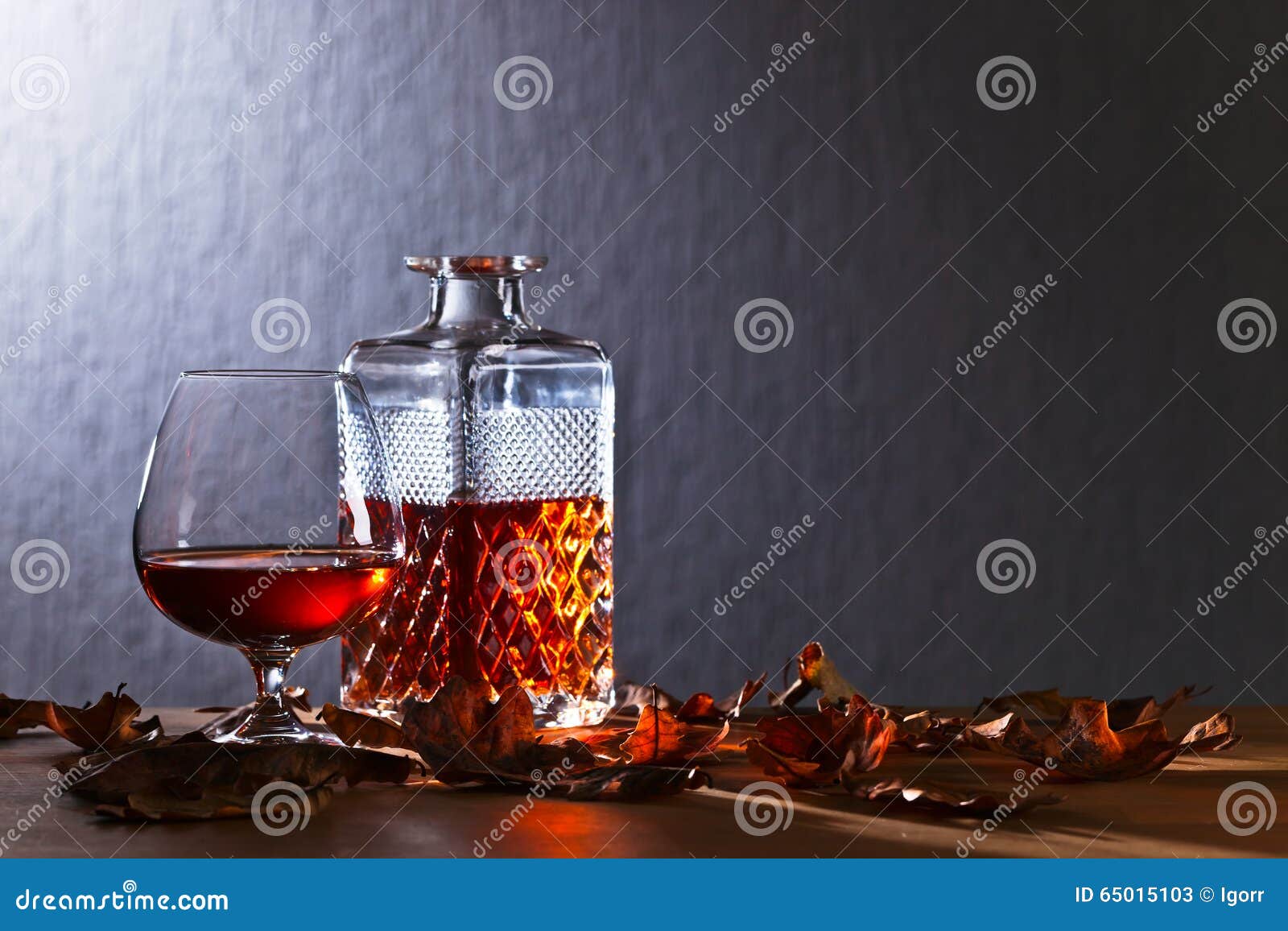 Trago de brandy imagen de archivo. Imagen de trago, hoja - 65015103