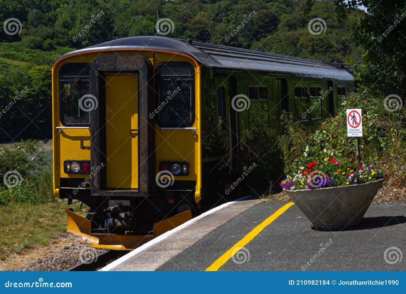 A Train Arrives at Looe Railway Station in Cornwall Editorial Stock ...