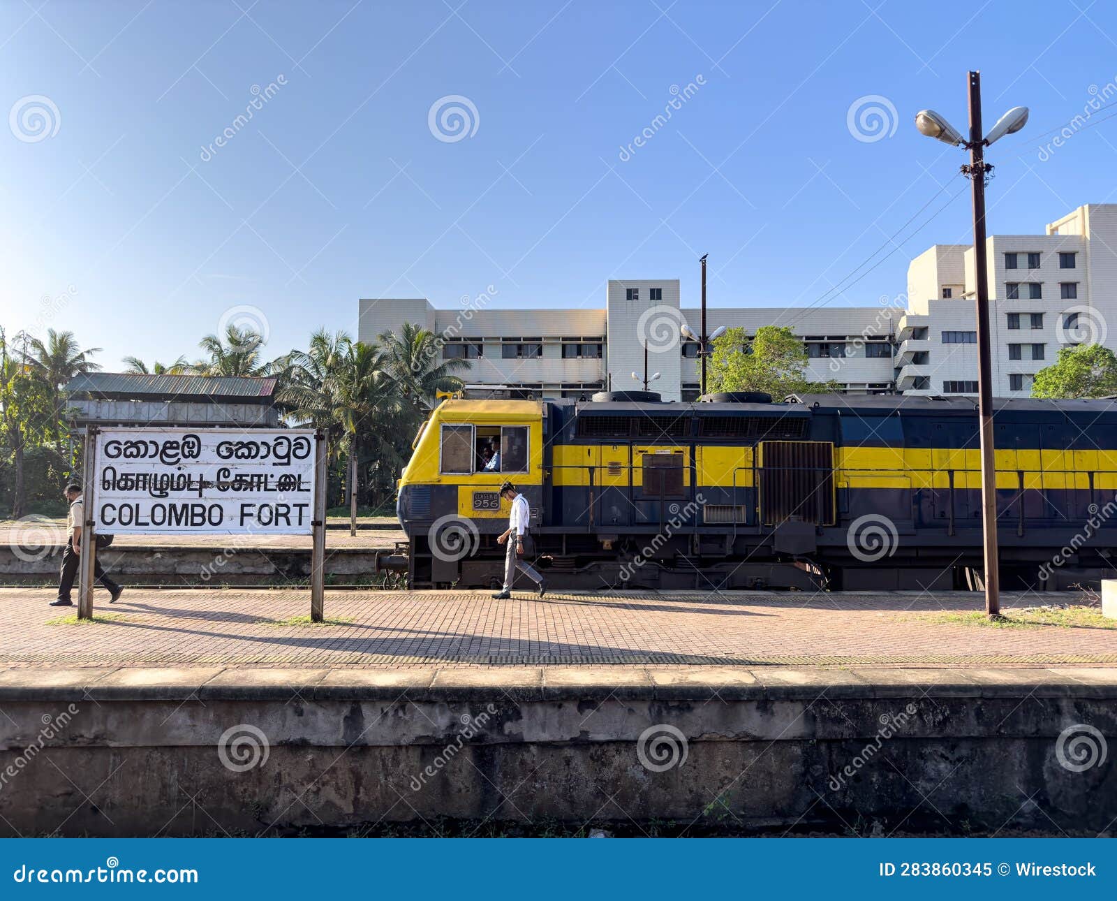 A Train at the Colombo Fort Train Station Editorial Image - Image of ...