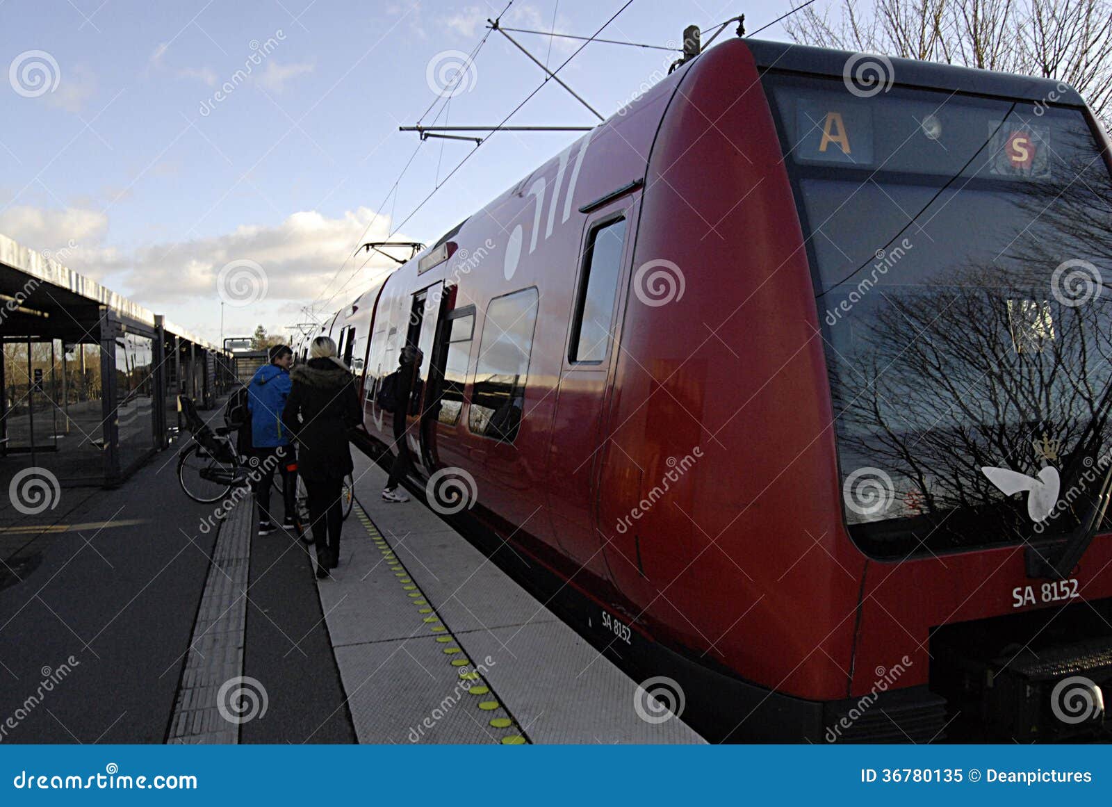 Train de DENMARK_dsb s image éditorial. Image du transport - 36780135