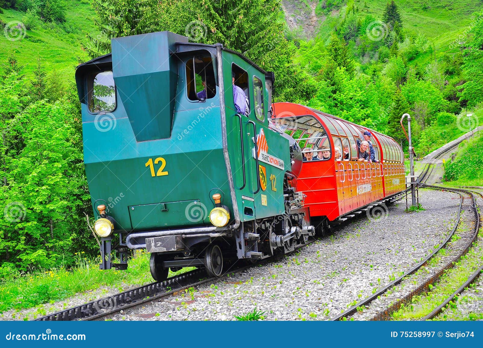 Train de Rothorn à Brienz photographie éditorial. Image du chariot ...
