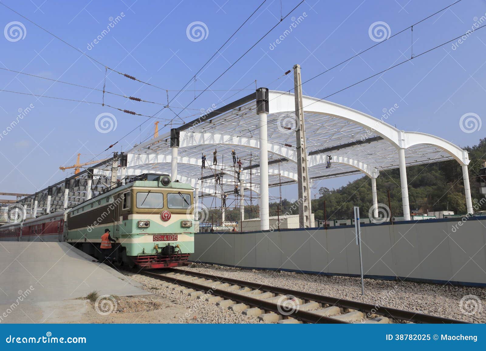 Train enter station editorial image. Image of motion - 38782025