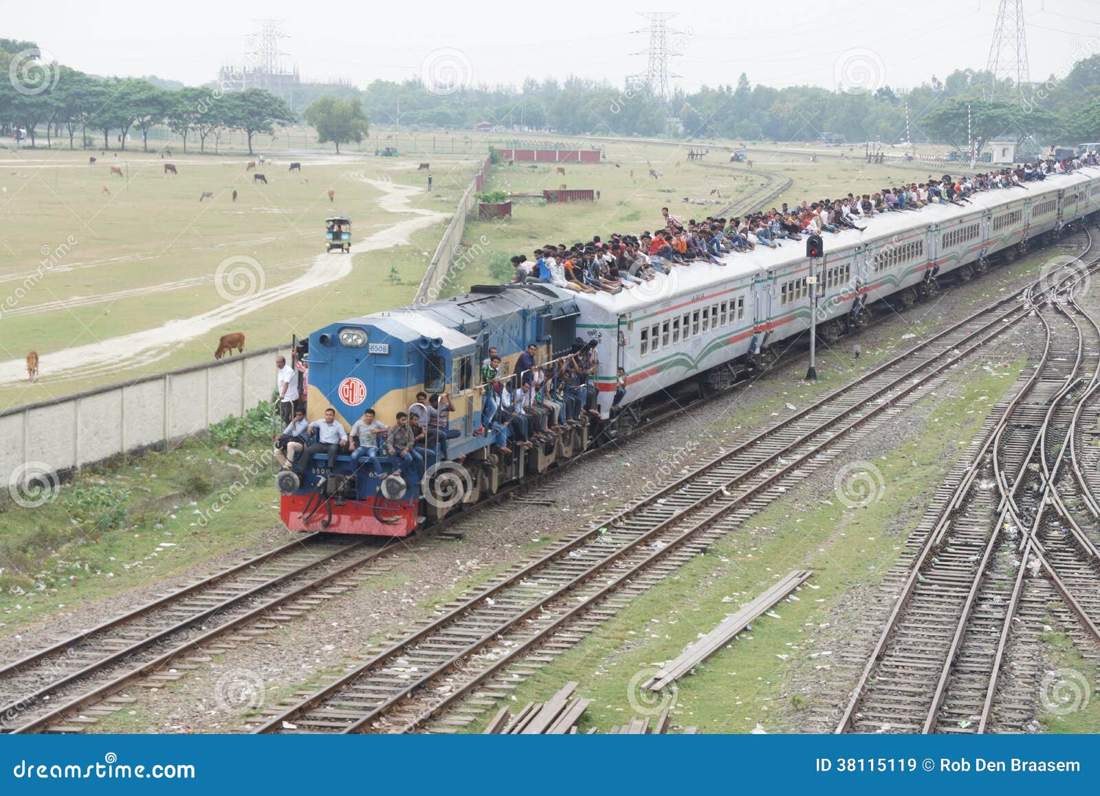 Train full of people editorial stock image. Image of east - 38115119