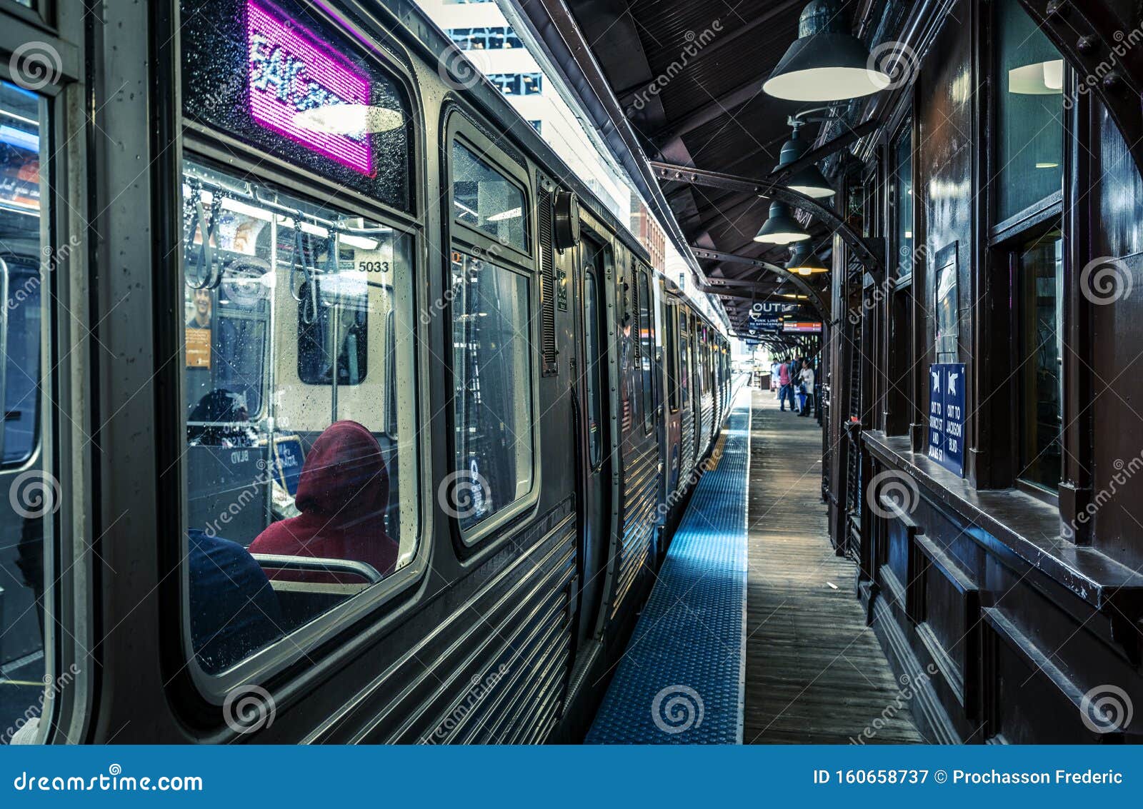 Train line in Chicago, USA editorial photography. Image of cityscape ...