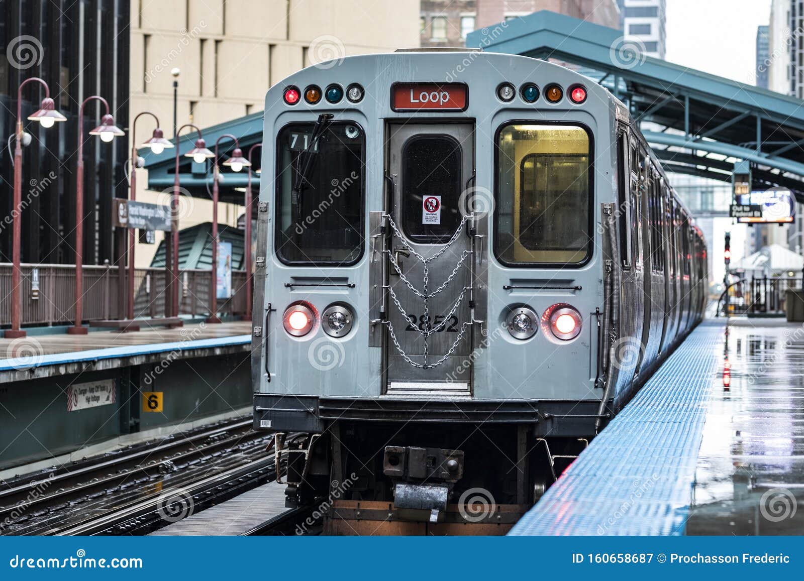 Train Line Towards Chicago Loop Editorial Photography - Image of ...