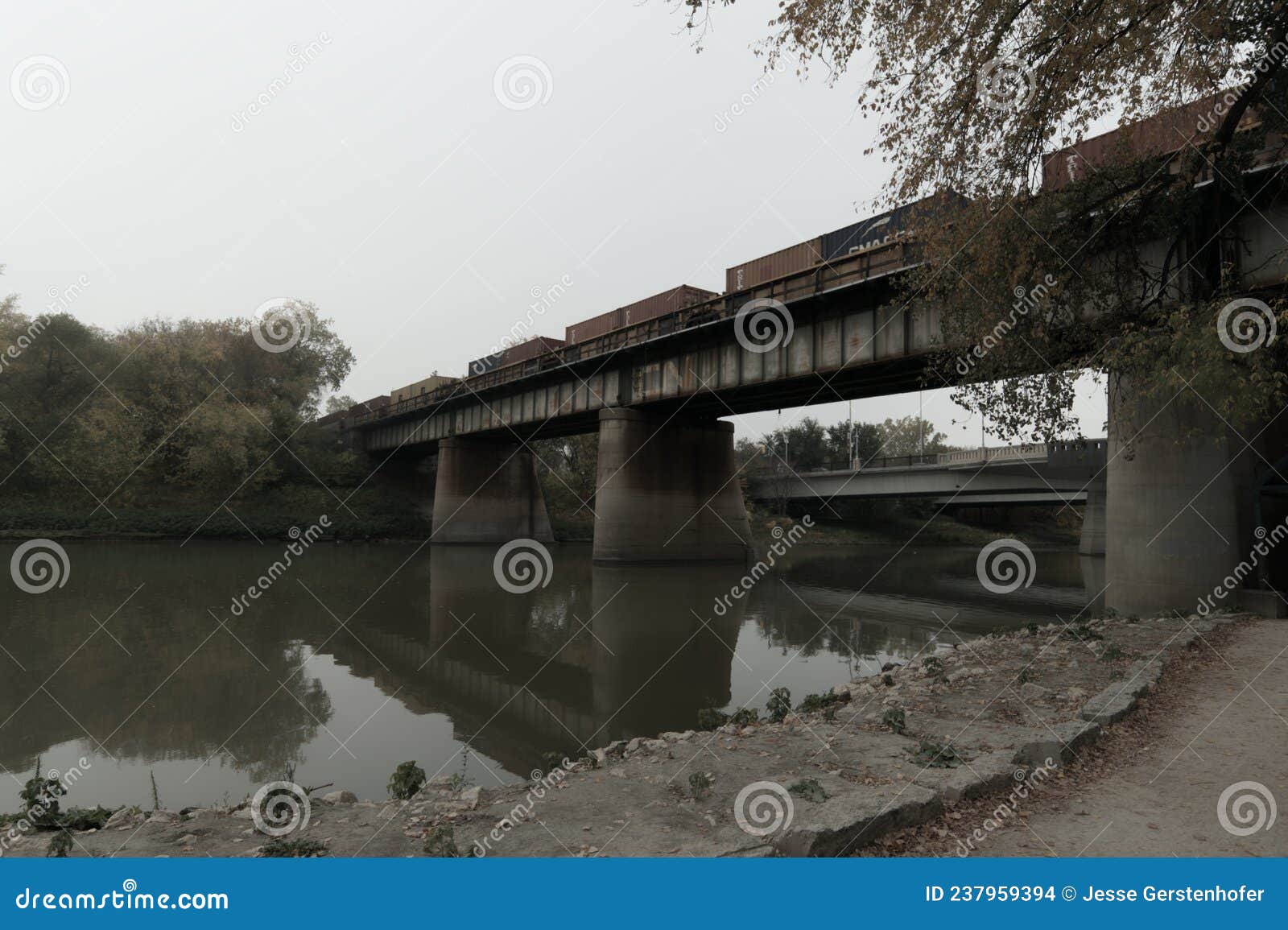 Train over bridge editorial stock image. Image of reflection - 237959394