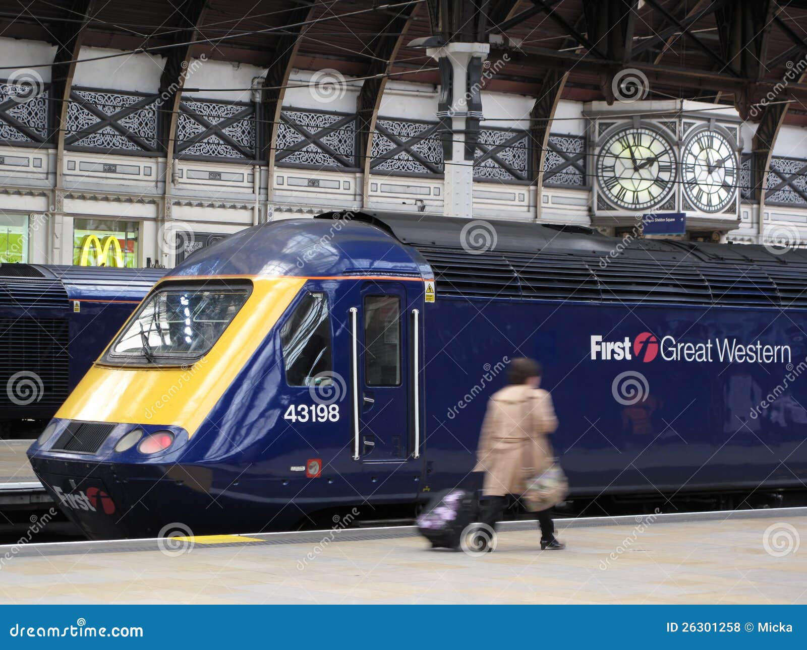 Train at Paddington Train Station Editorial Stock Photo - Image of ...