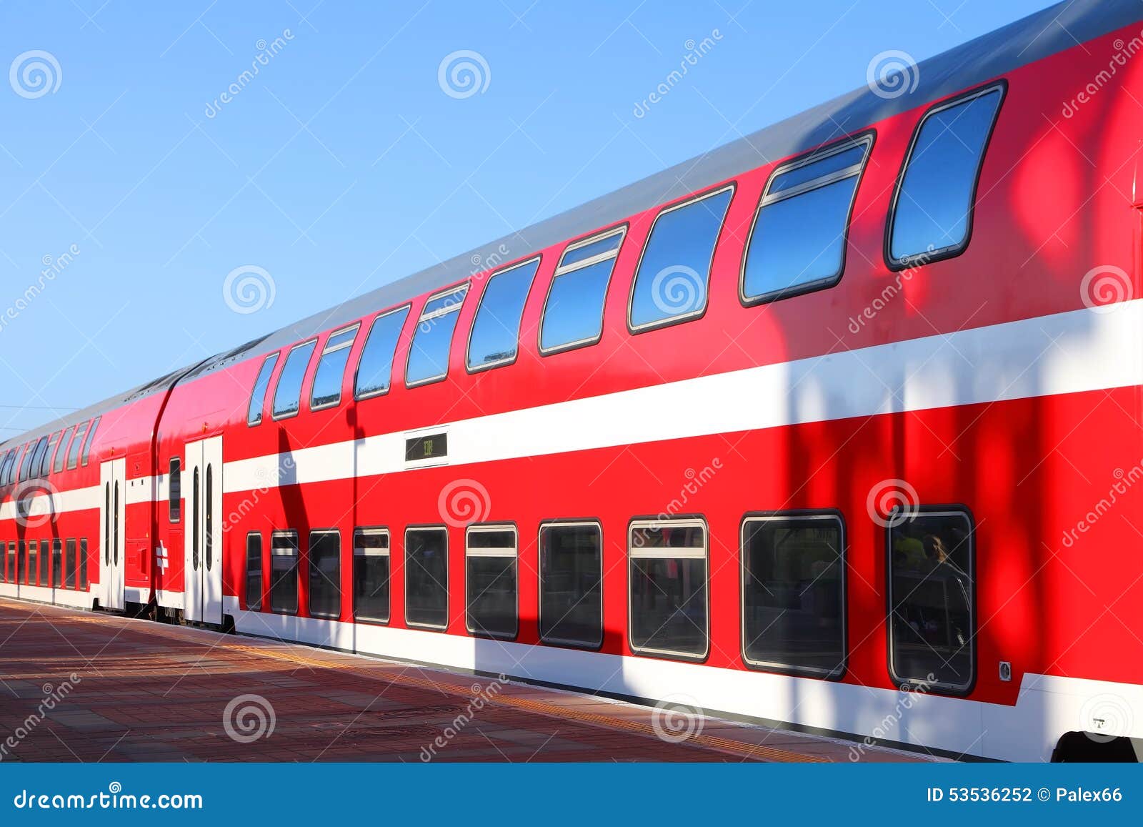 Train rouge photo stock. Image du arrivée, électrique - 53536252