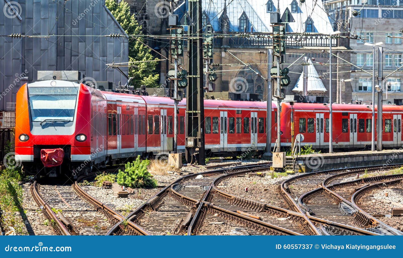 Train rouge image stock. Image du vitesse, plateforme - 60557337