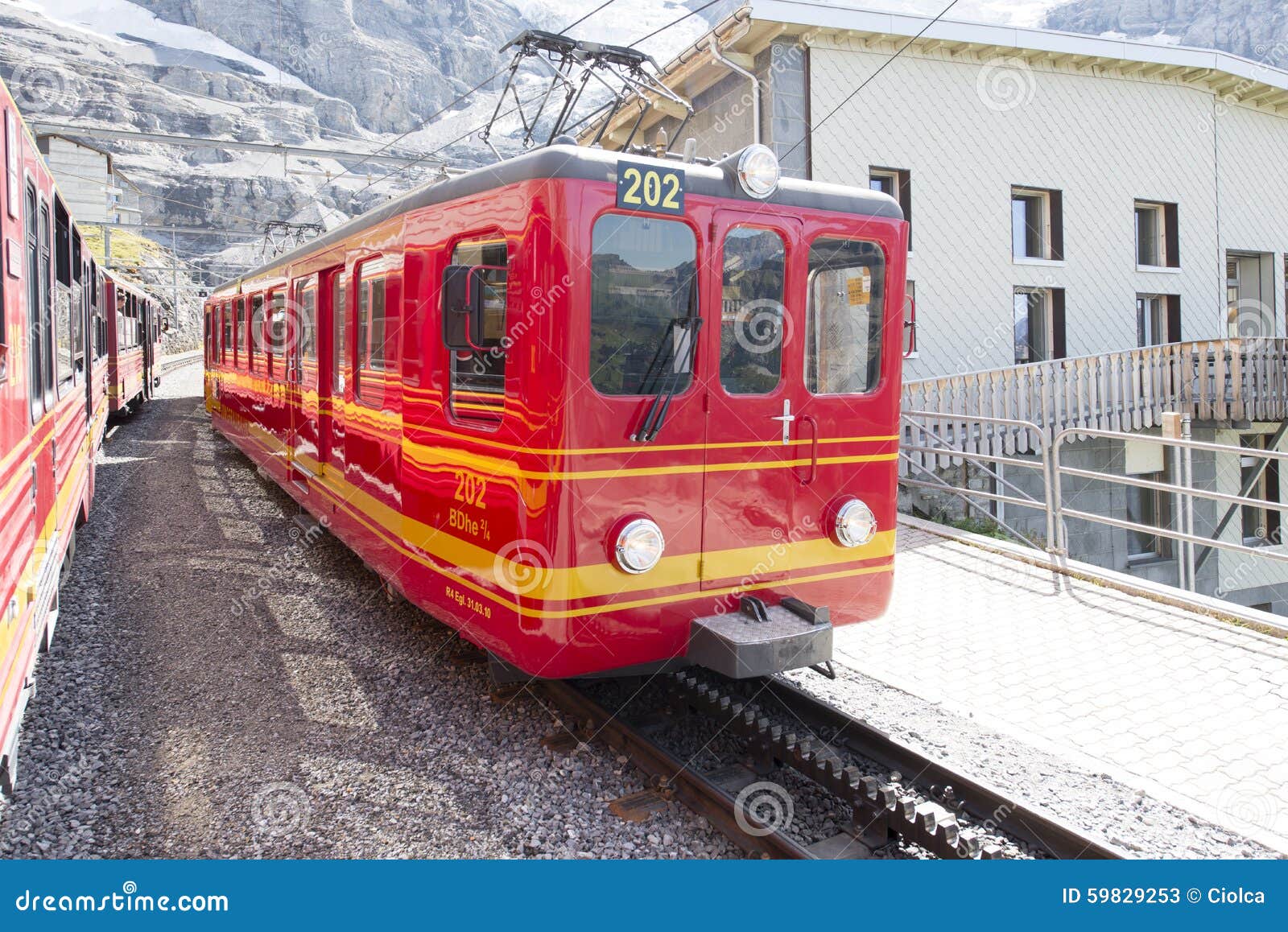 Train Rouge De Jungfraubahn Photo stock éditorial - Image du rouge ...