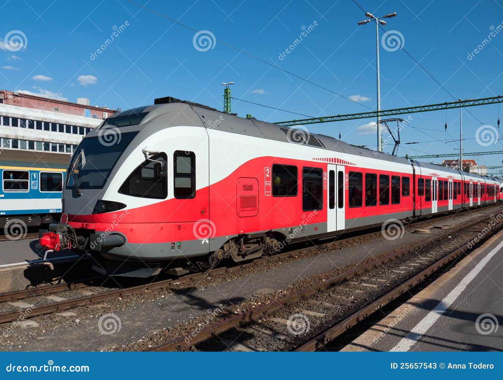 Train rouge moderne image stock. Image du chariot, course - 25657543
