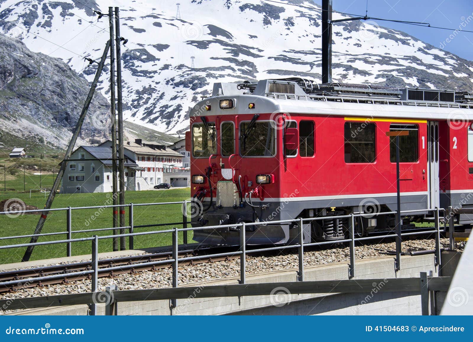 Train rouge suisse image stock. Image du suisse, pilier - 41504683