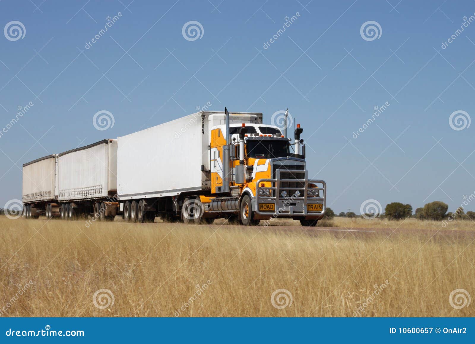 Train routier image stock. Image du lourd, logistique - 10600657