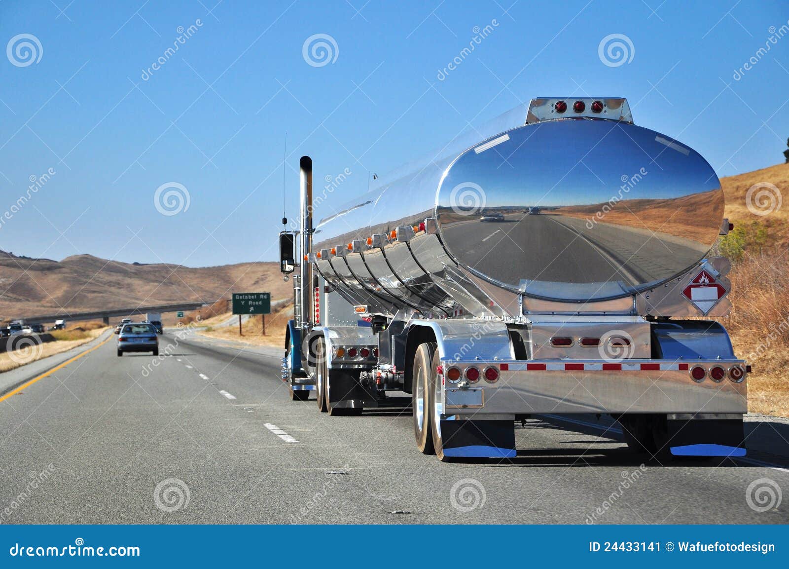 Train routier image stock. Image du transport, voiture - 24433141